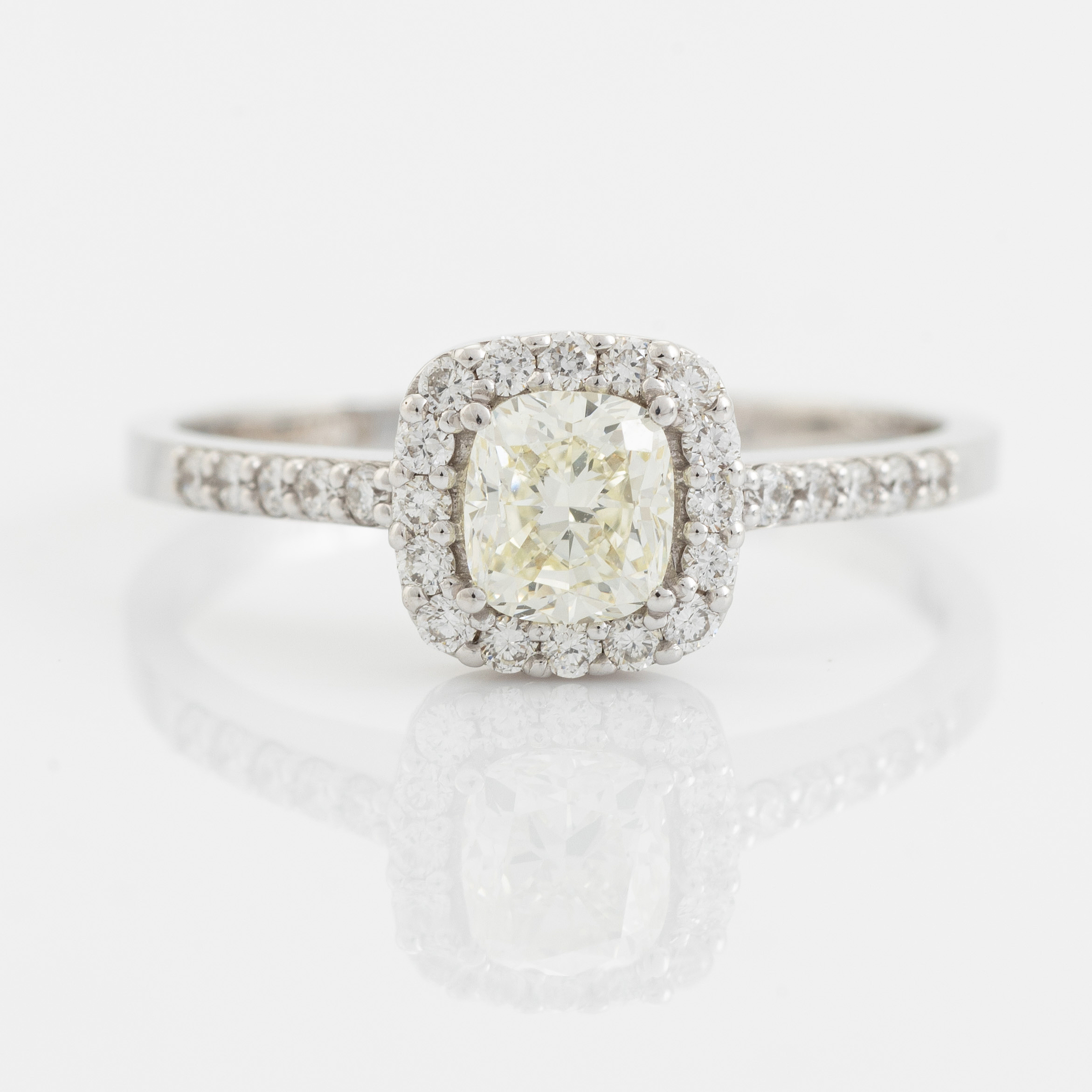 Cushion shaped diamond and brilliant cut diamond ring. - Bukowskis