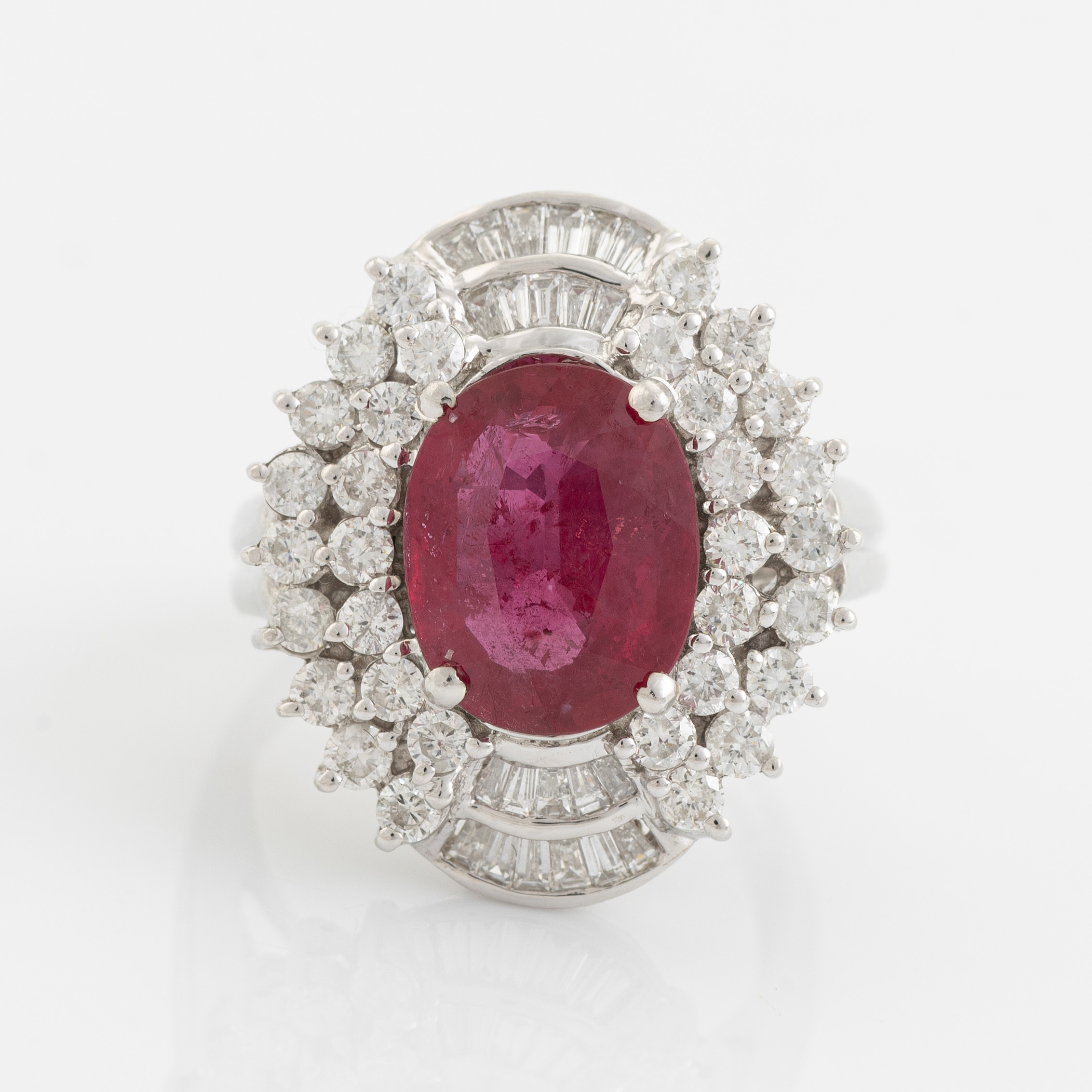 Ring, rubin, med baguette- och briljantslipade diamanter. - Bukowskis