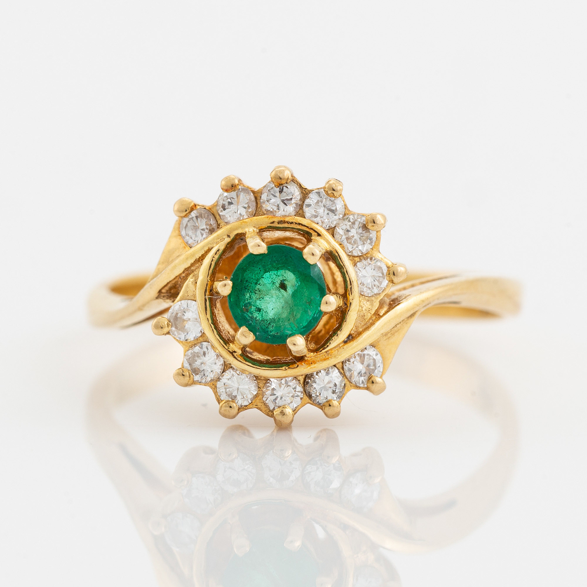 Ring, med smaragd och briljantslipade diamanter. - Bukowskis