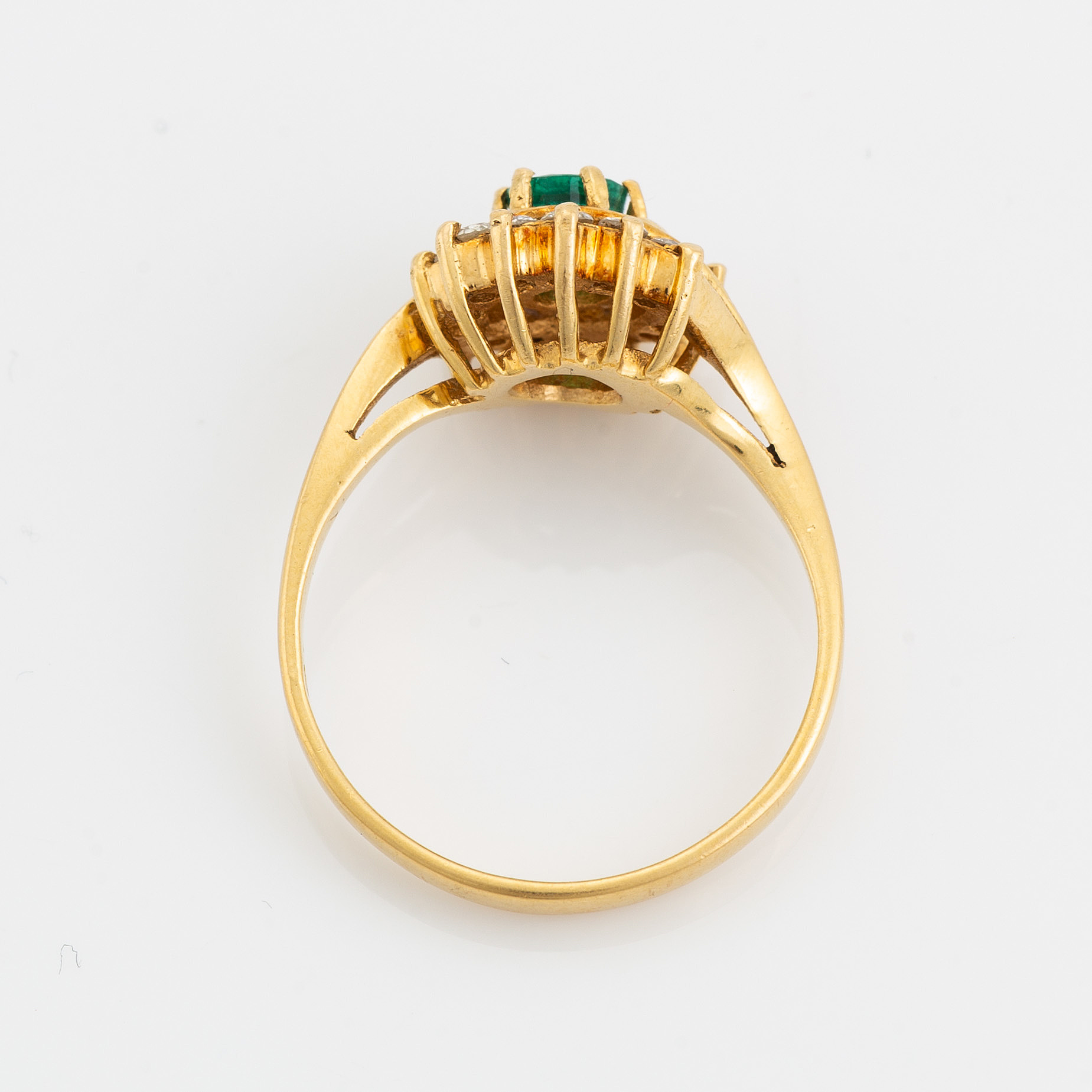 Ring, med smaragd och briljantslipade diamanter. - Bukowskis