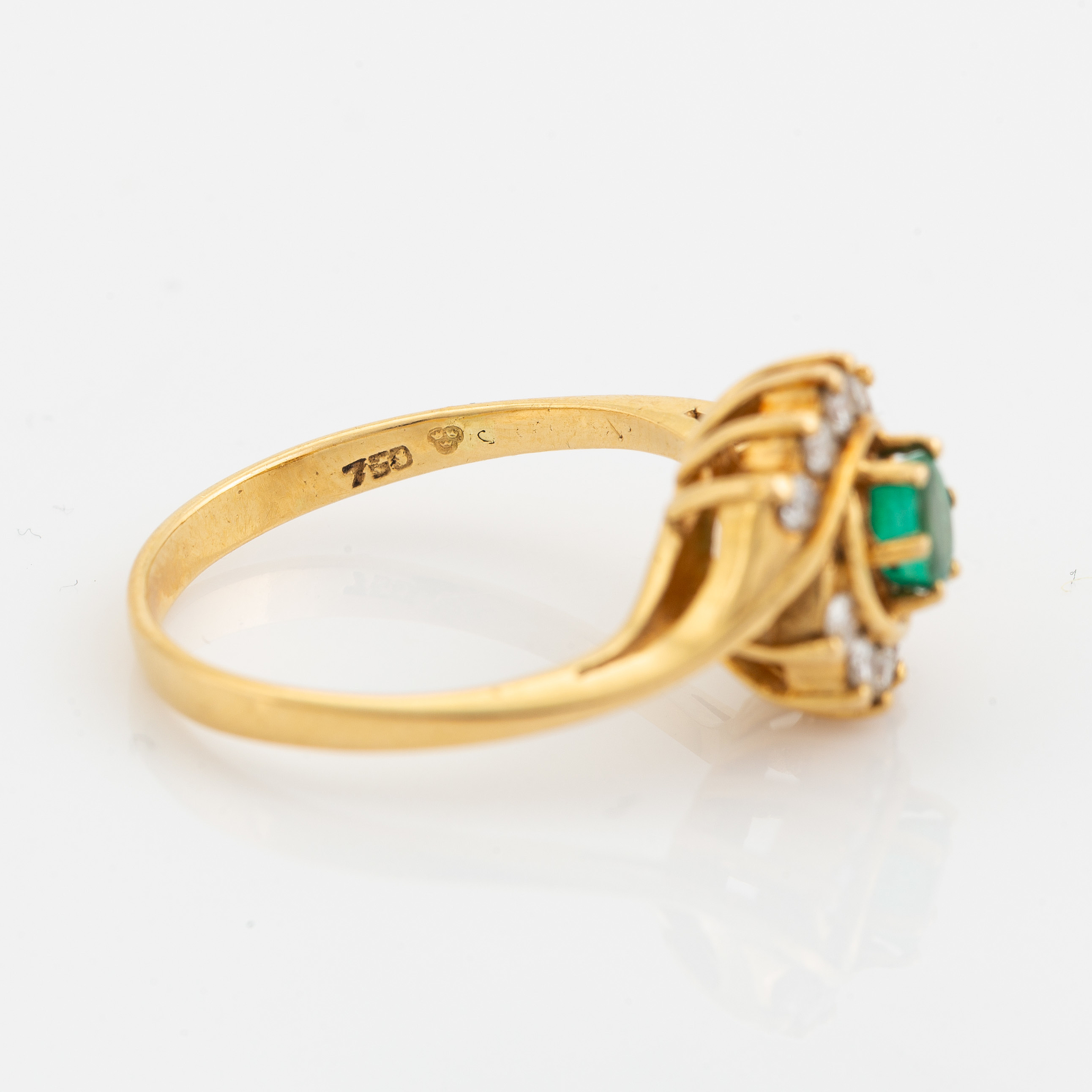 Ring, med smaragd och briljantslipade diamanter. - Bukowskis