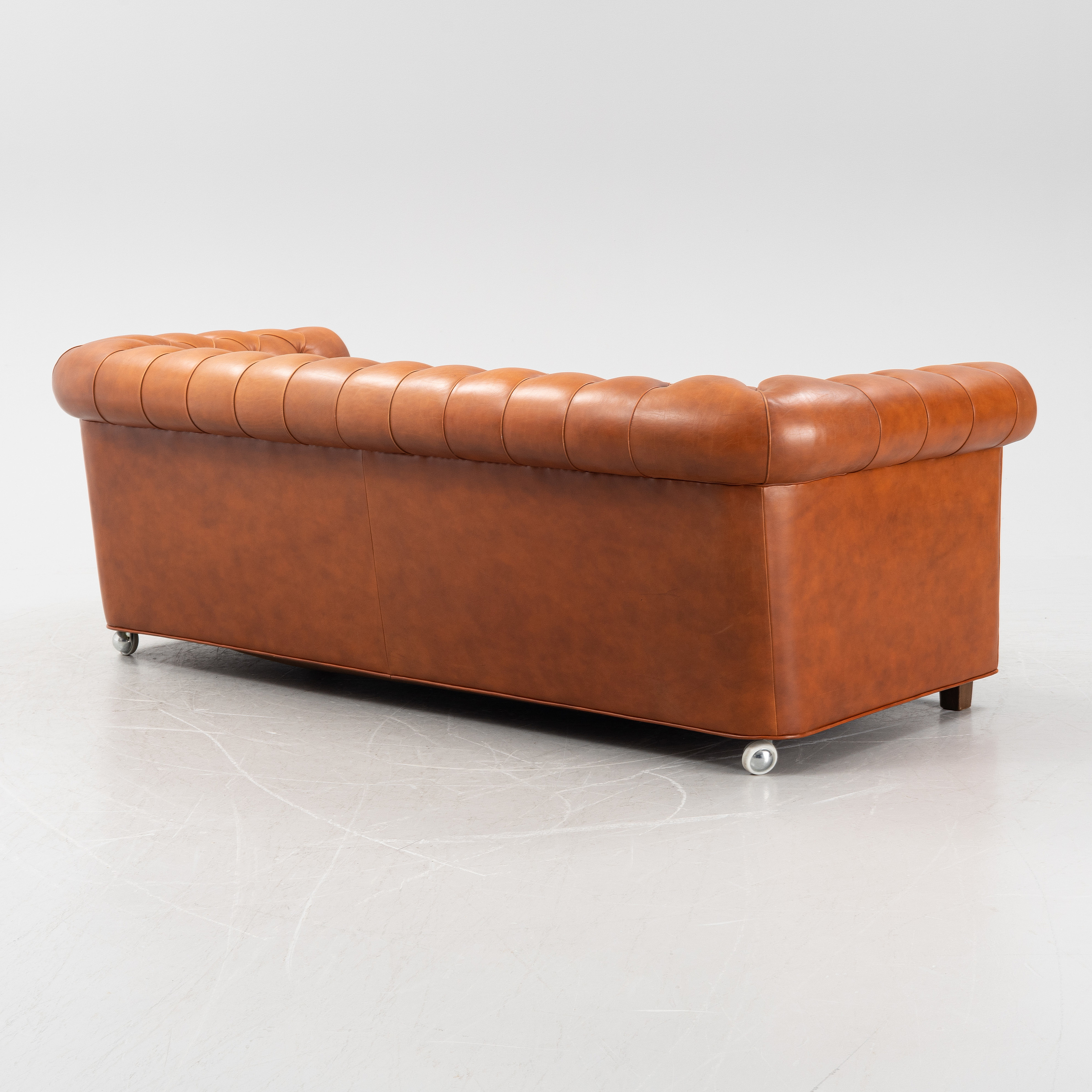 A Chesterfiel sofa from Norell, end of the 20th Century. - Bukowskis