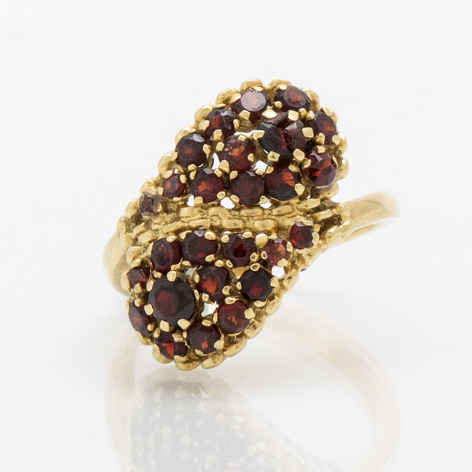 An 18K gold ring with garnets. - Bukowskis