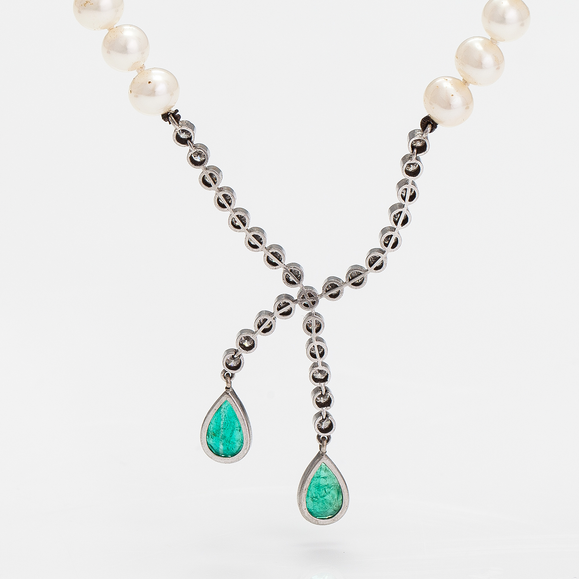 Pärlcollier, odlade pärlor, 14K och 18K vitguld, smaragder och diamanter ca 0.60 ct tot. - Bukowskis