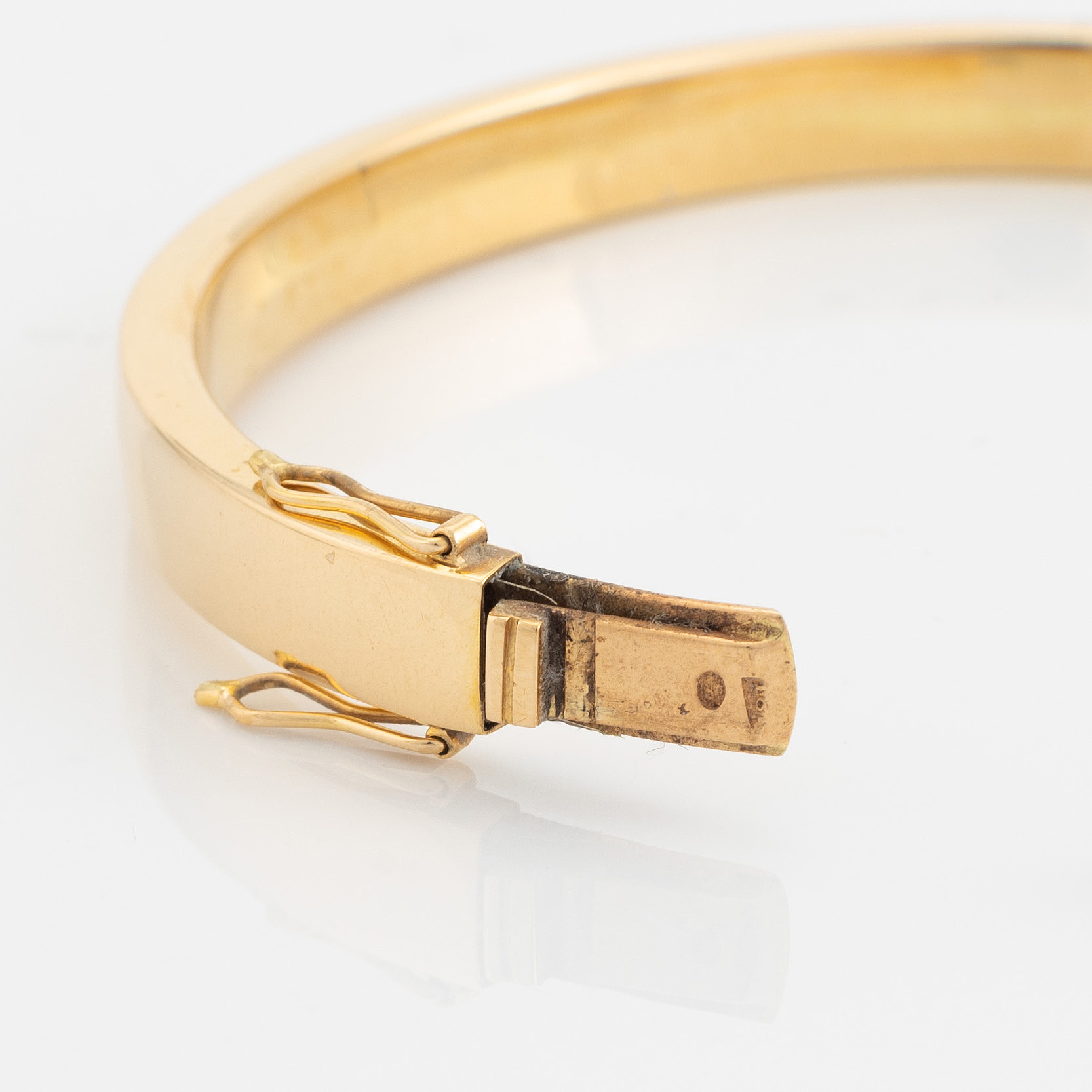 18K gold bangle. - Bukowskis