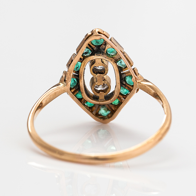 Ring, 18K guld, diamanter ca 0.06 ct tot och smaragder. Oskar Lindroos, Helsingfors 1920 ...