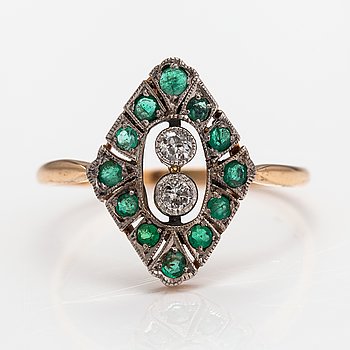 Ring, 18K guld, diamanter ca 0.06 ct tot och smaragder. Oskar Lindroos, Helsingfors 1920 ...