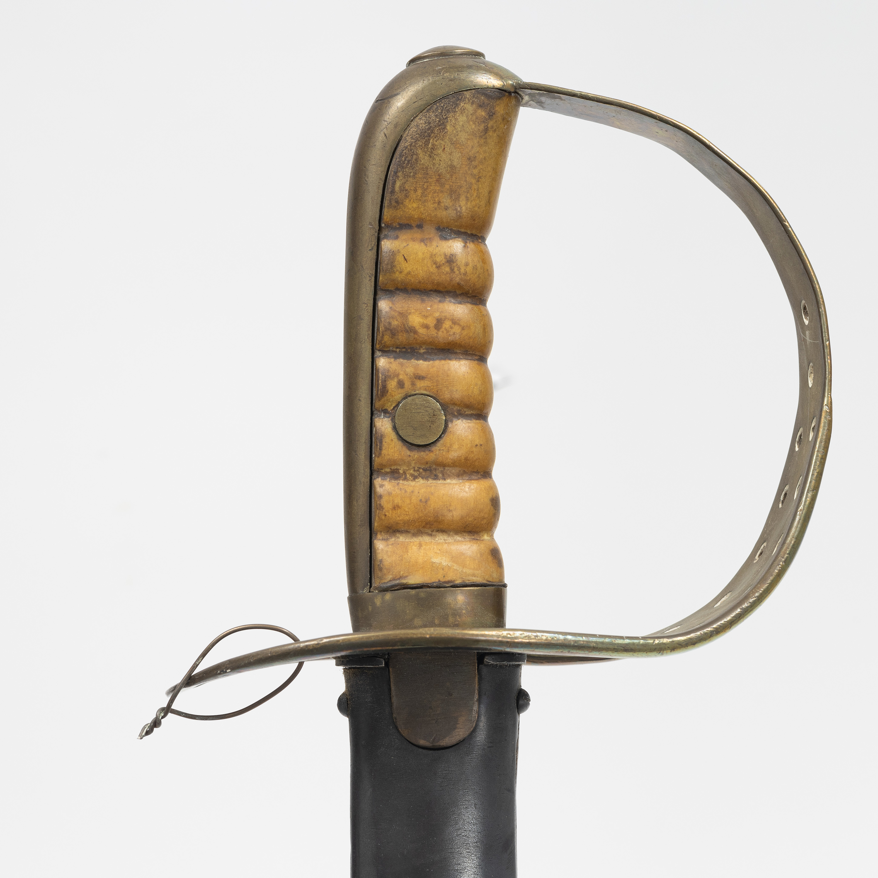Swedish cavalry sabre 1867 pattern with scabbard. - Bukowskis