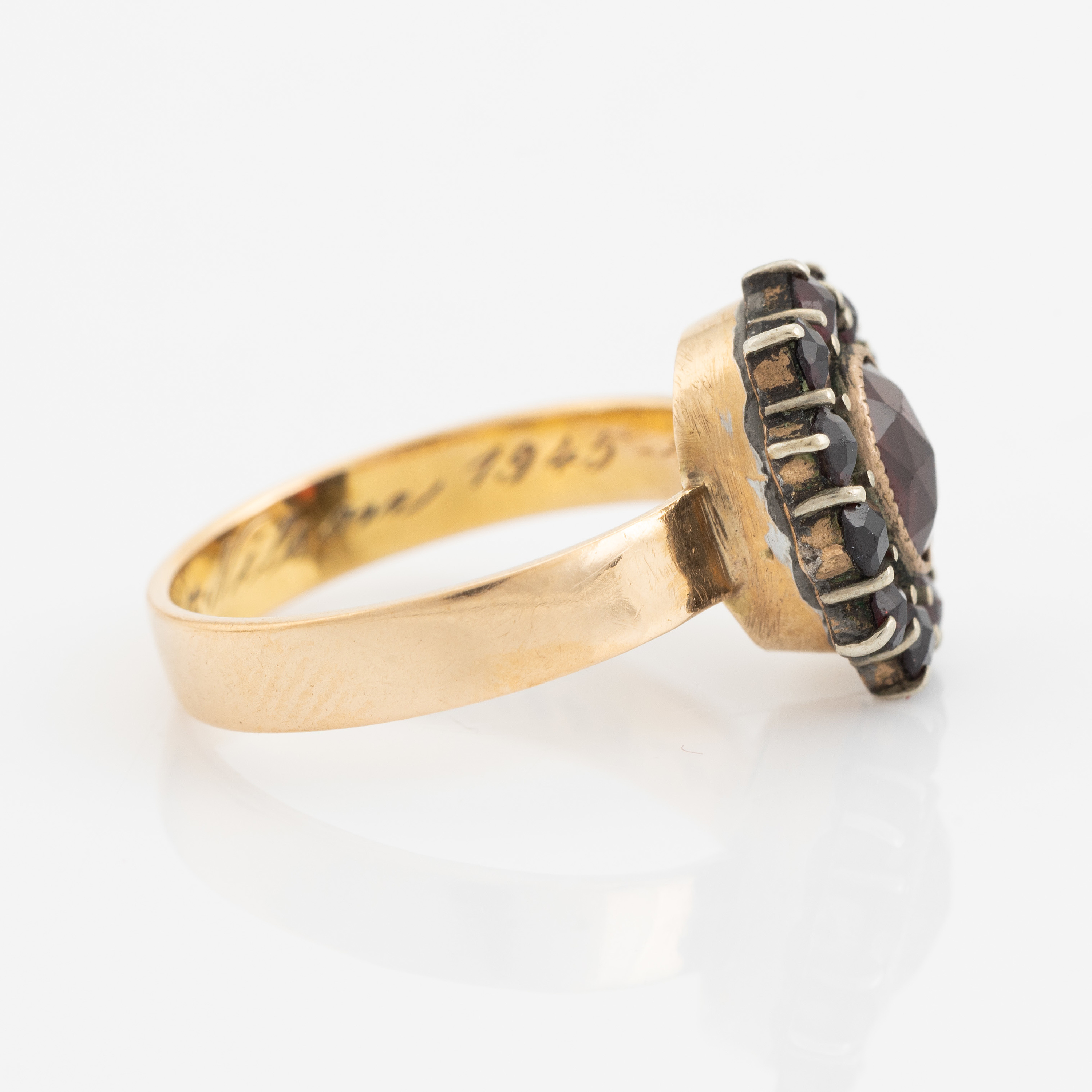 Ring, 18K guld med granater. - Bukowskis