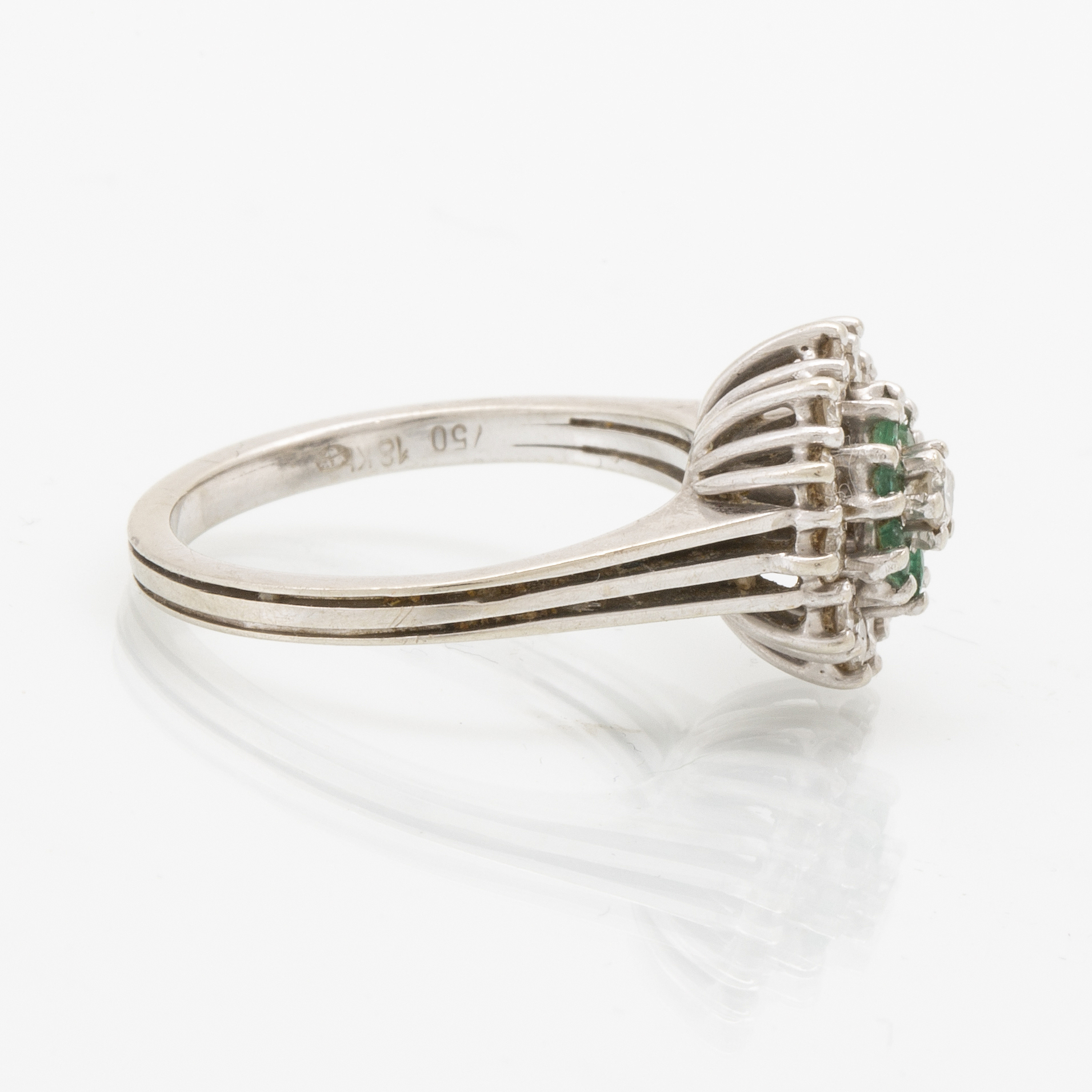 Ring 18K vitguld, diamanter ca 0,65 ct och troligen smaragder. - Bukowskis