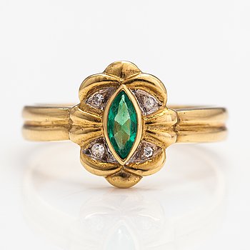 Ring, 18K guld, diamanter ca. 0.02 ct och smaragd. Finska importstämplar. - Bukowskis