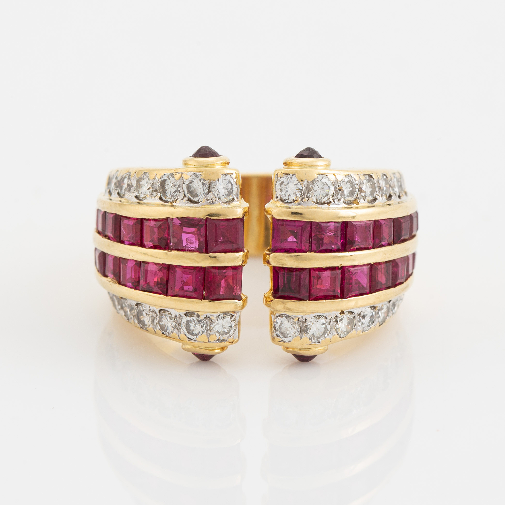 Step cut ruby and brilliant cut diamond ring. - Bukowskis