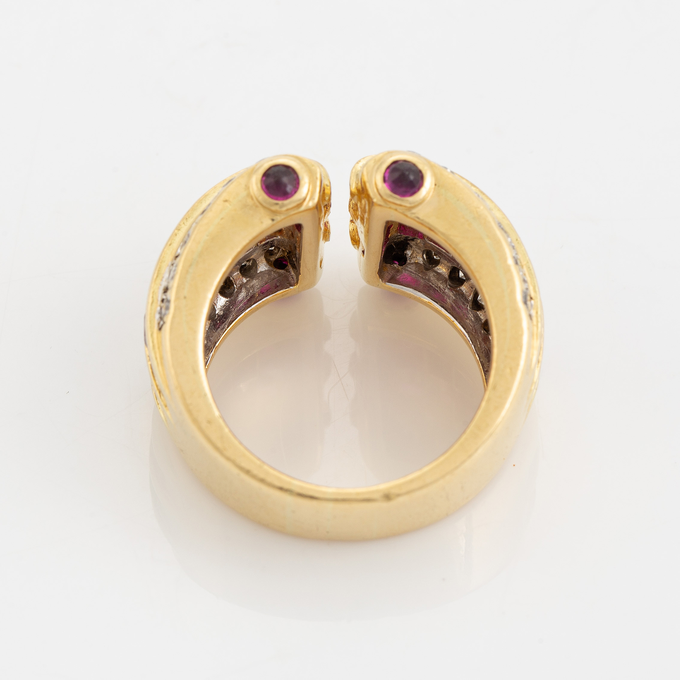 Step cut ruby and brilliant cut diamond ring. - Bukowskis