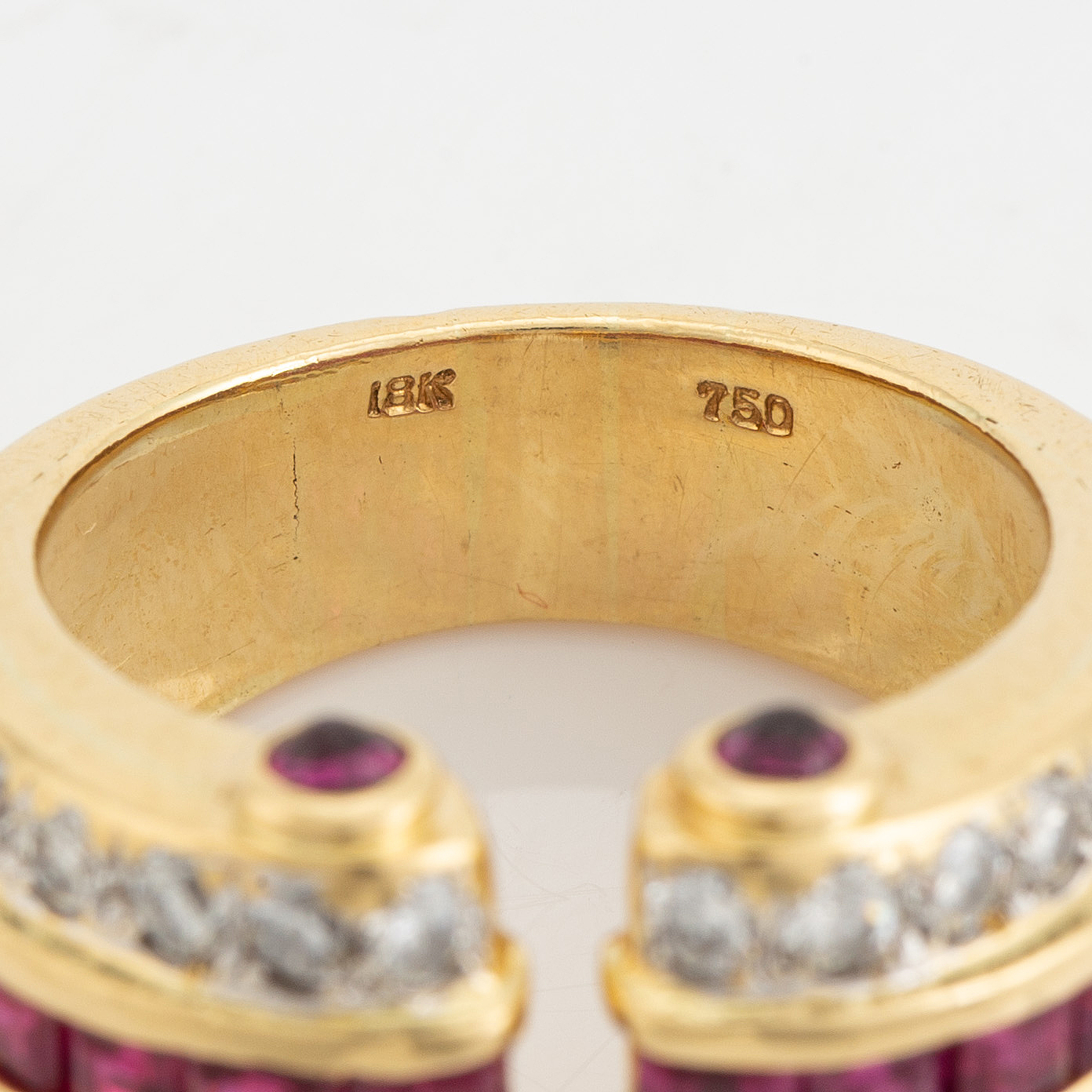 Step cut ruby and brilliant cut diamond ring. - Bukowskis