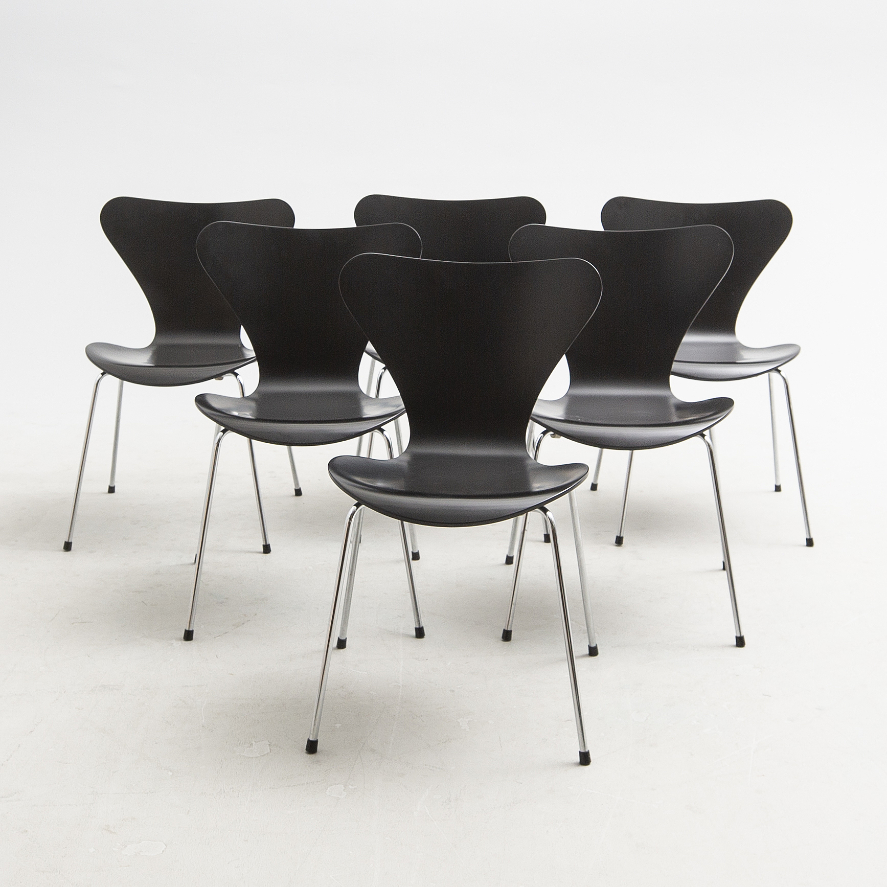 Arne Jacobsen, chairs 6 "Sjuan" for Fritz Hansen Denmark. - Bukowskis