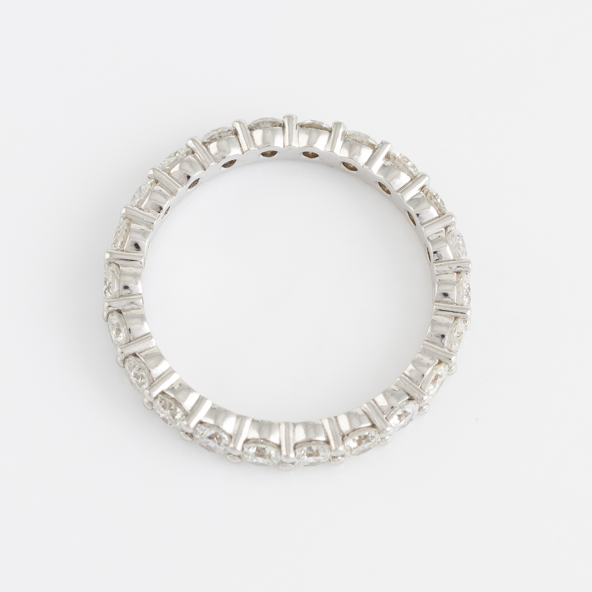 Brilliant cut diamond eternity ring. - Bukowskis
