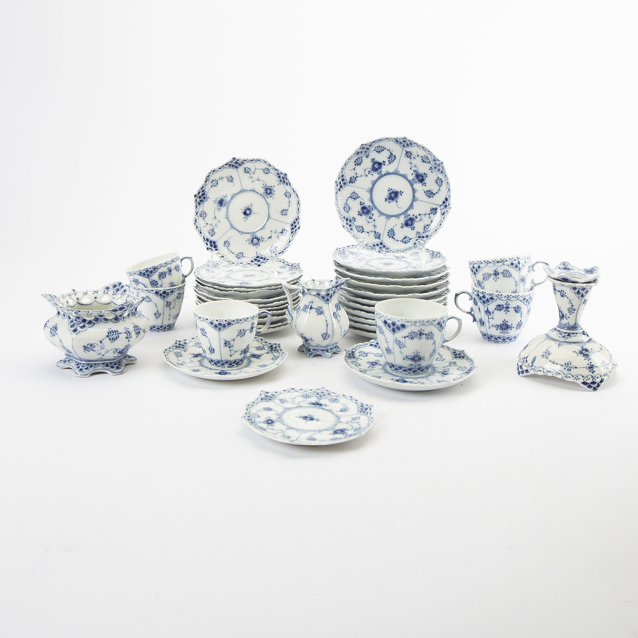 Dinnerware 31 dlr Musselmalet full and half blonde Royal Copenhagen ...
