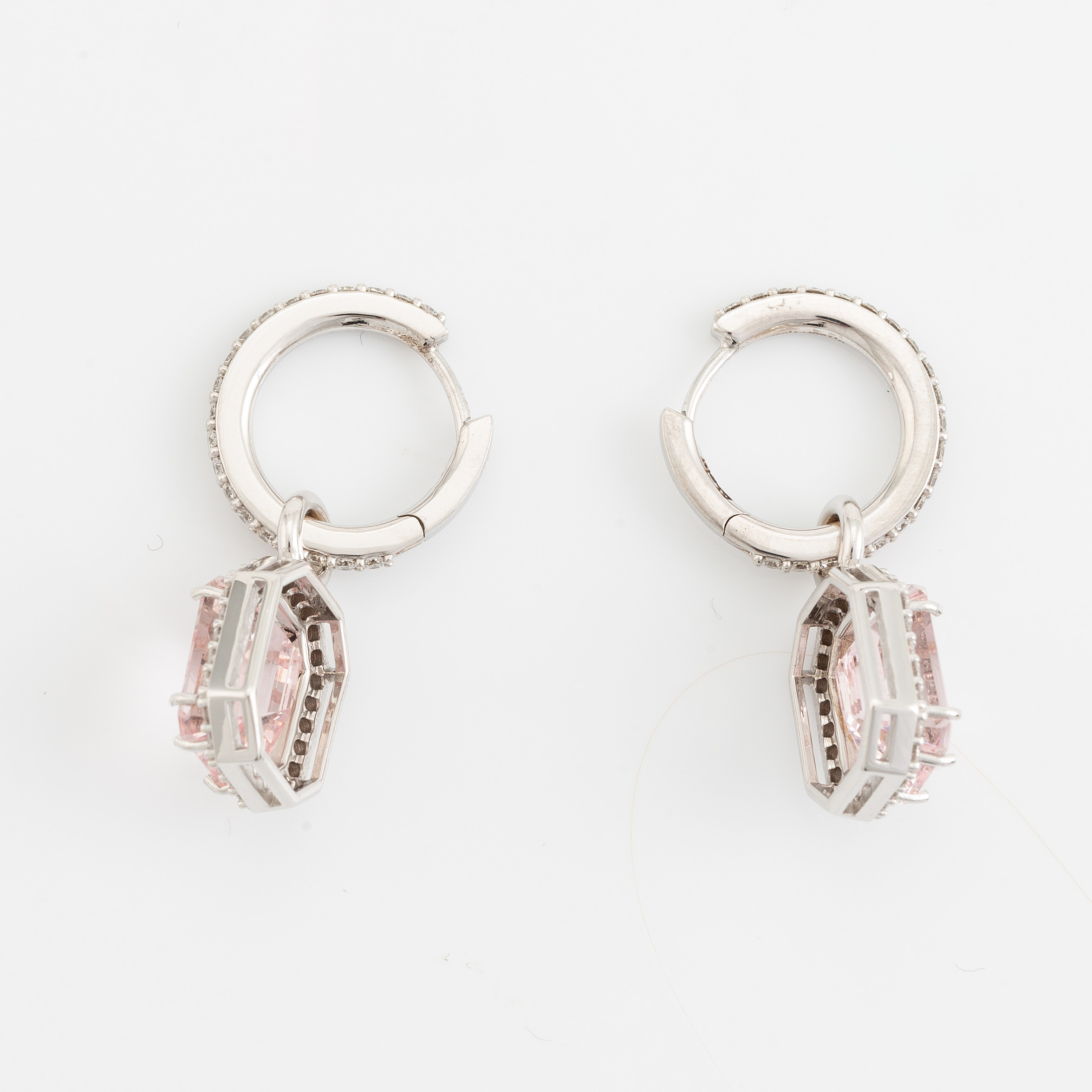 Örhängen med morganiter och briljantslipade diamanter. - Bukowskis