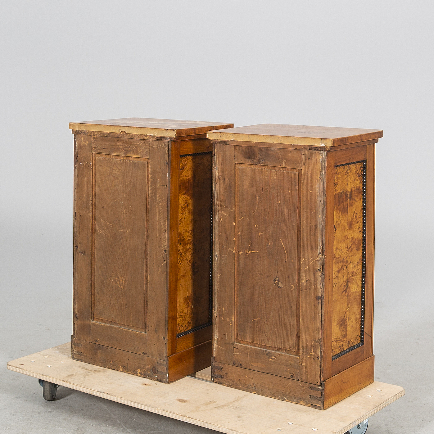 Sängbord ett par tidigt 1900-tal. - Bukowskis