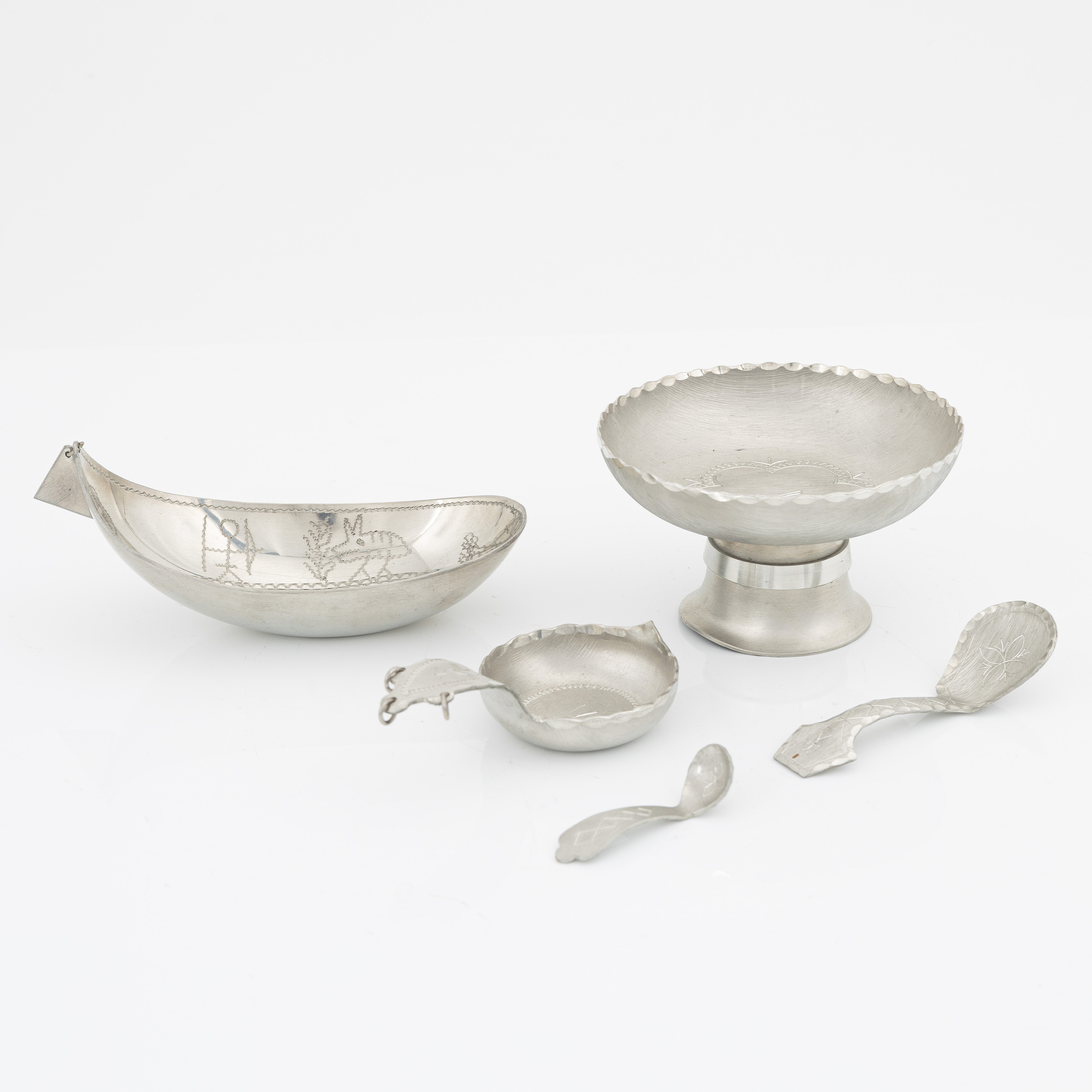 Four pewter bowls and a tray. - Bukowskis