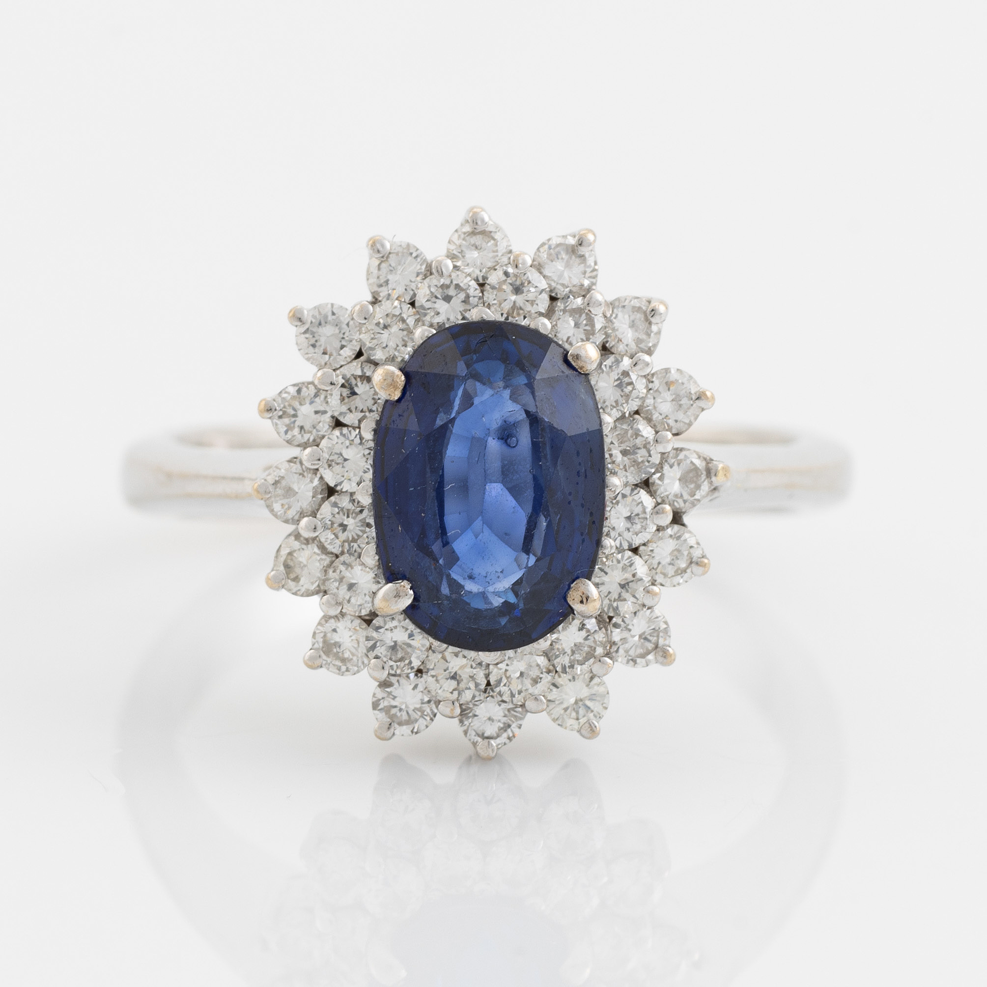 Ring carmosé med safir och briljantslipade diamanter. - Bukowskis