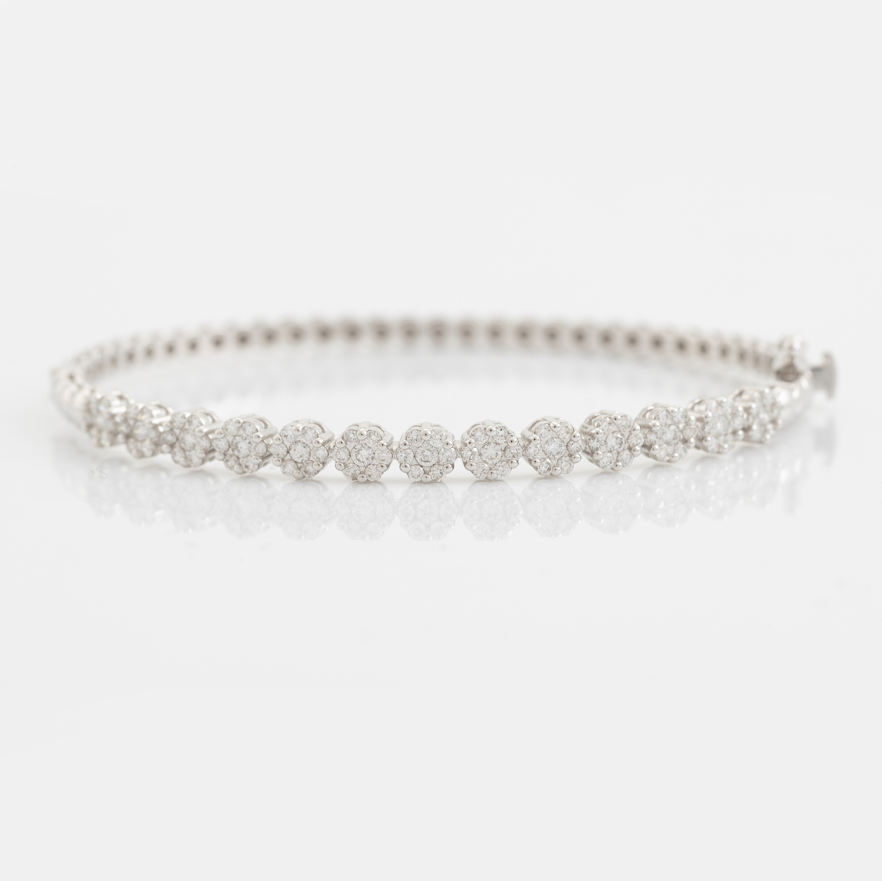 Brilliant cut diamond bangle. - Bukowskis