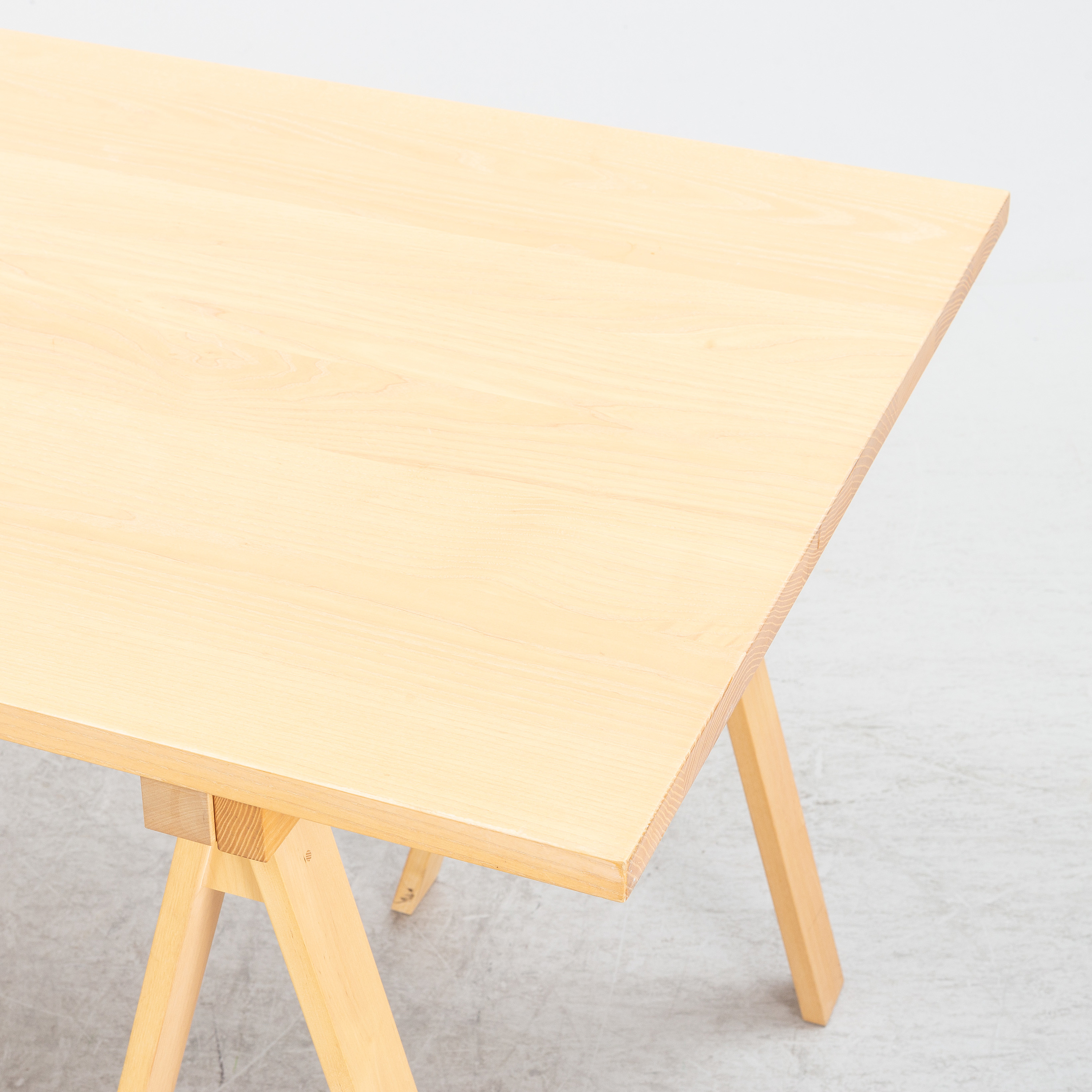 A contemporary birch trestle table from Nikkari. - Bukowskis