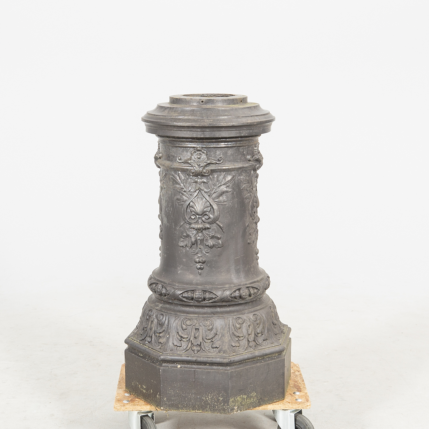 Postament omkring 1900 gjutjärn. - Bukowskis