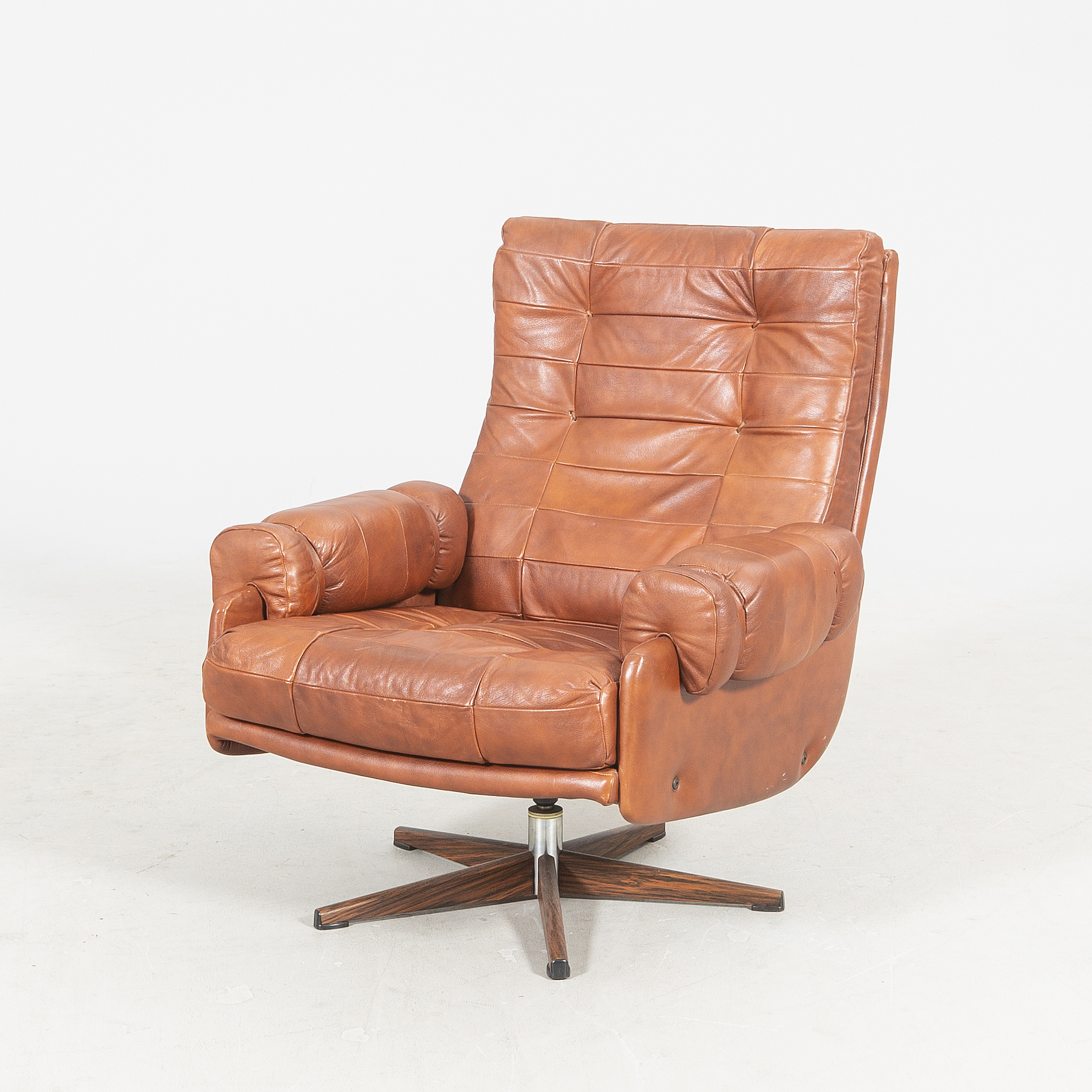 A 1970/80s leather swivel chair. - Bukowskis