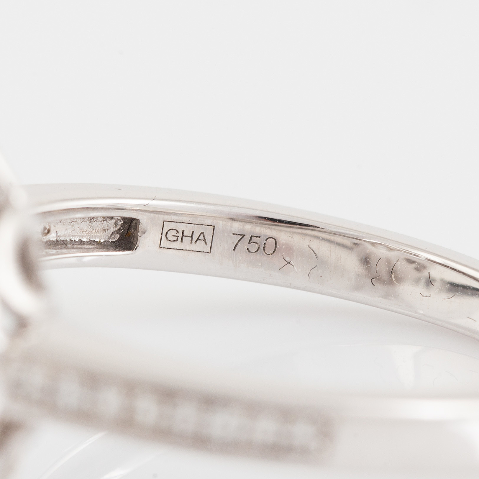 Ring, droppformad med briljantslipade diamanter. - Bukowskis