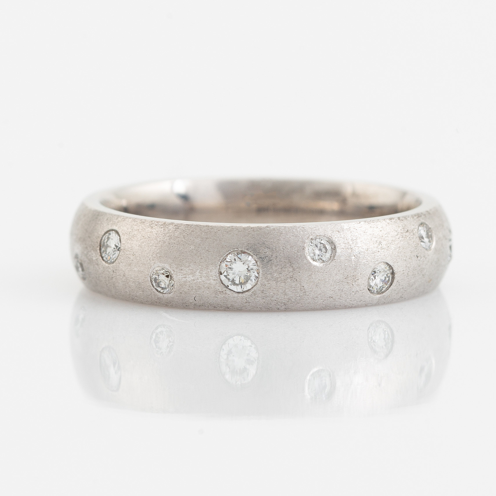 Ring, Engelbert, 18K vitguld med briljantslipade diamanter. - Bukowskis
