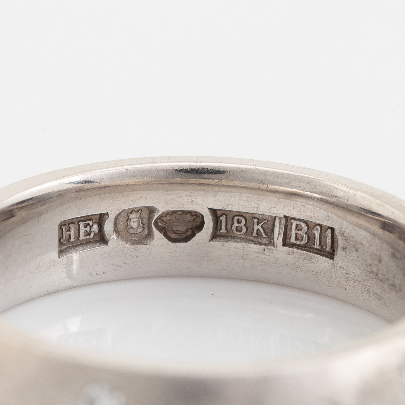 Ring, Engelbert, 18K vitguld med briljantslipade diamanter. - Bukowskis