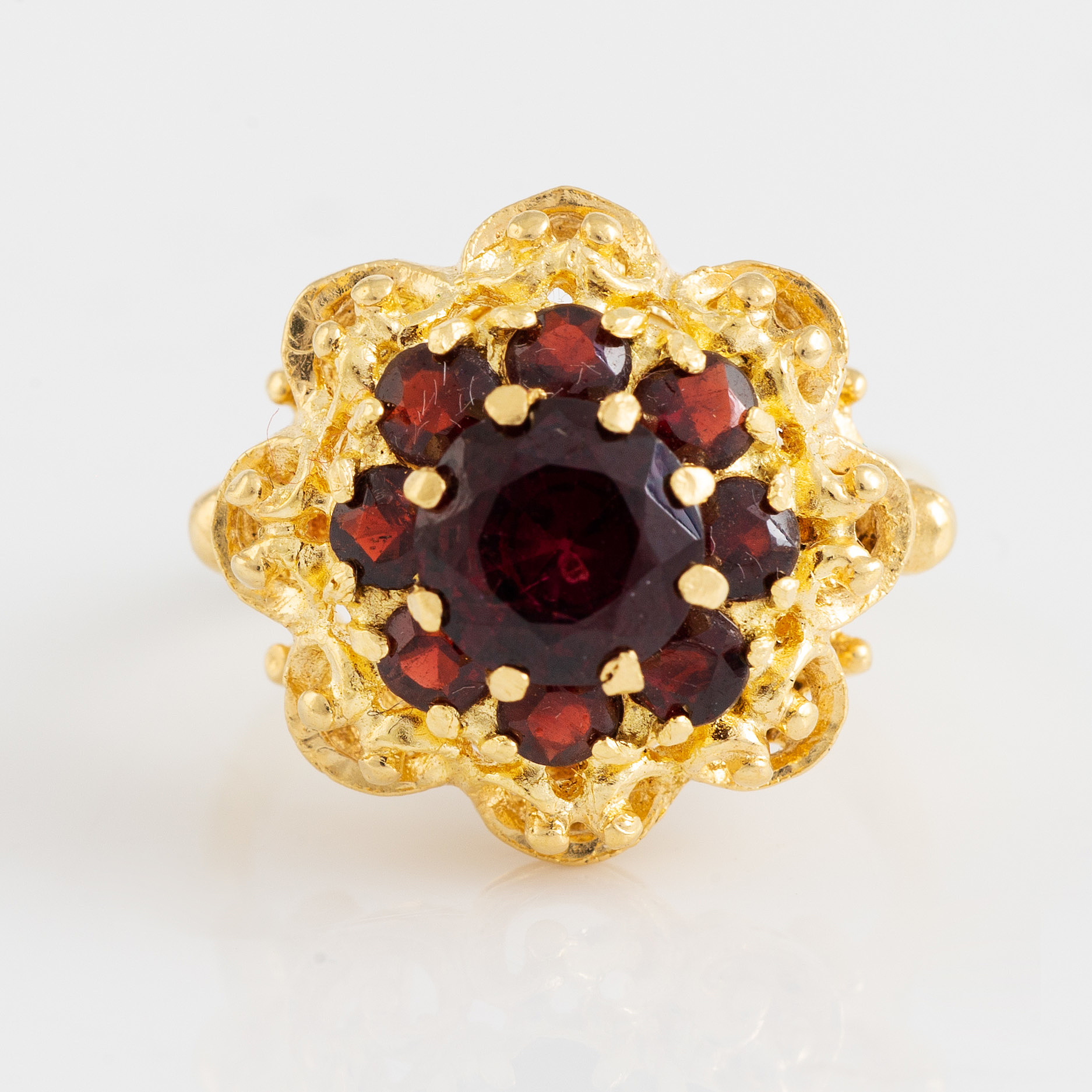 Ring, 18K guld med granater. - Bukowskis