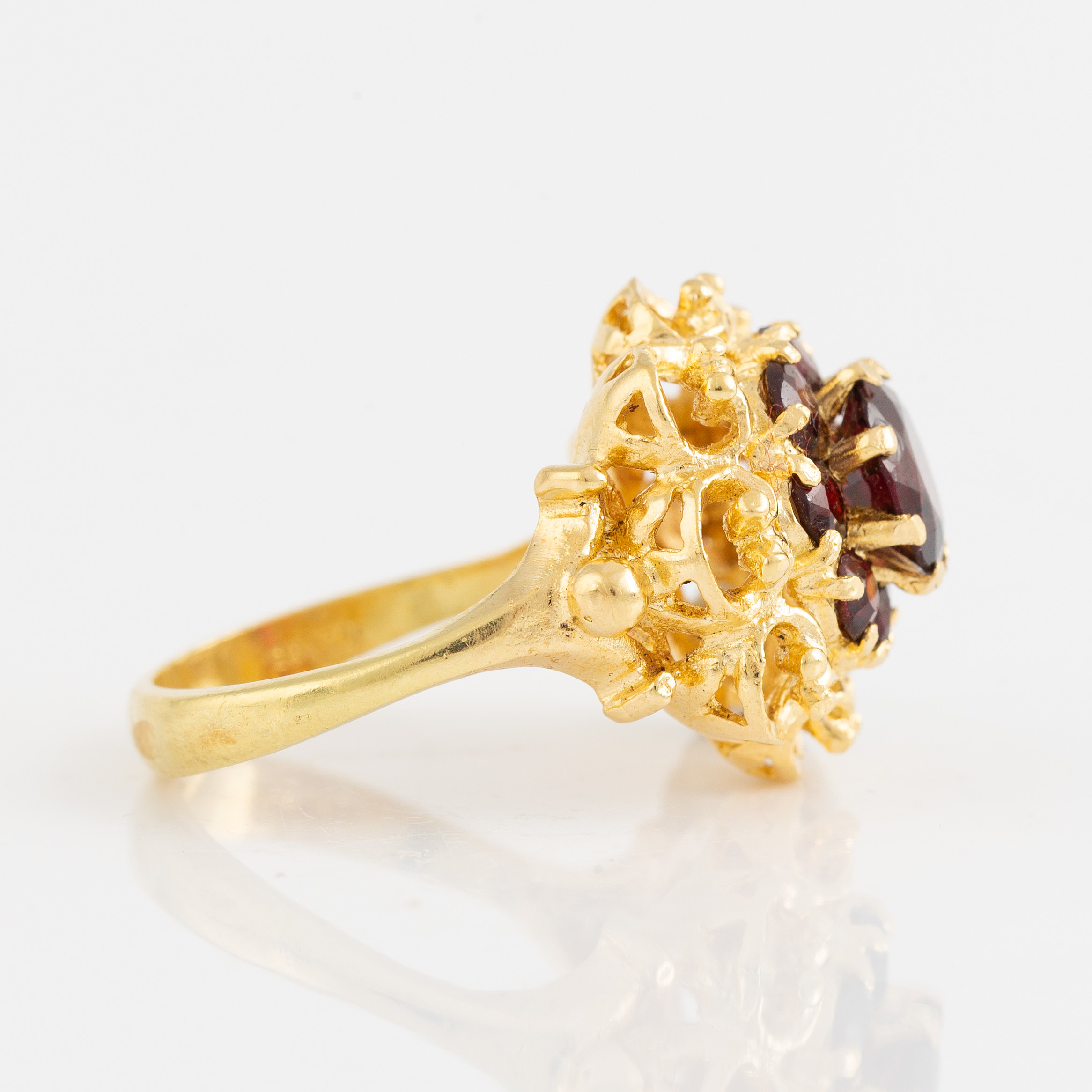 Ring, 18K guld med granater. - Bukowskis