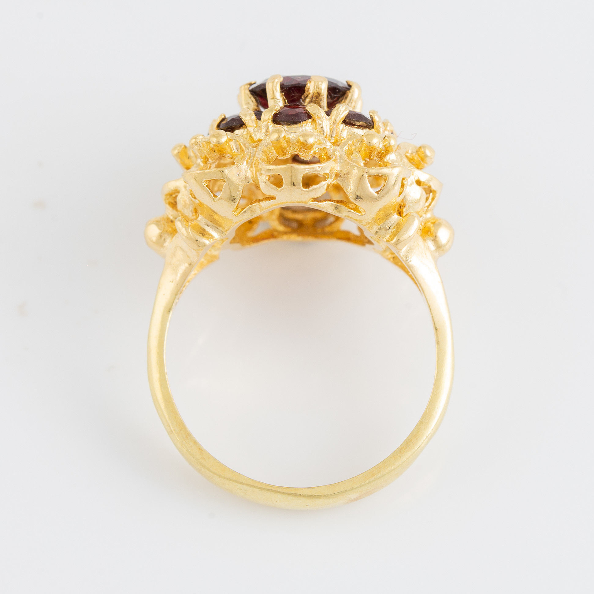 Ring, 18K guld med granater. - Bukowskis