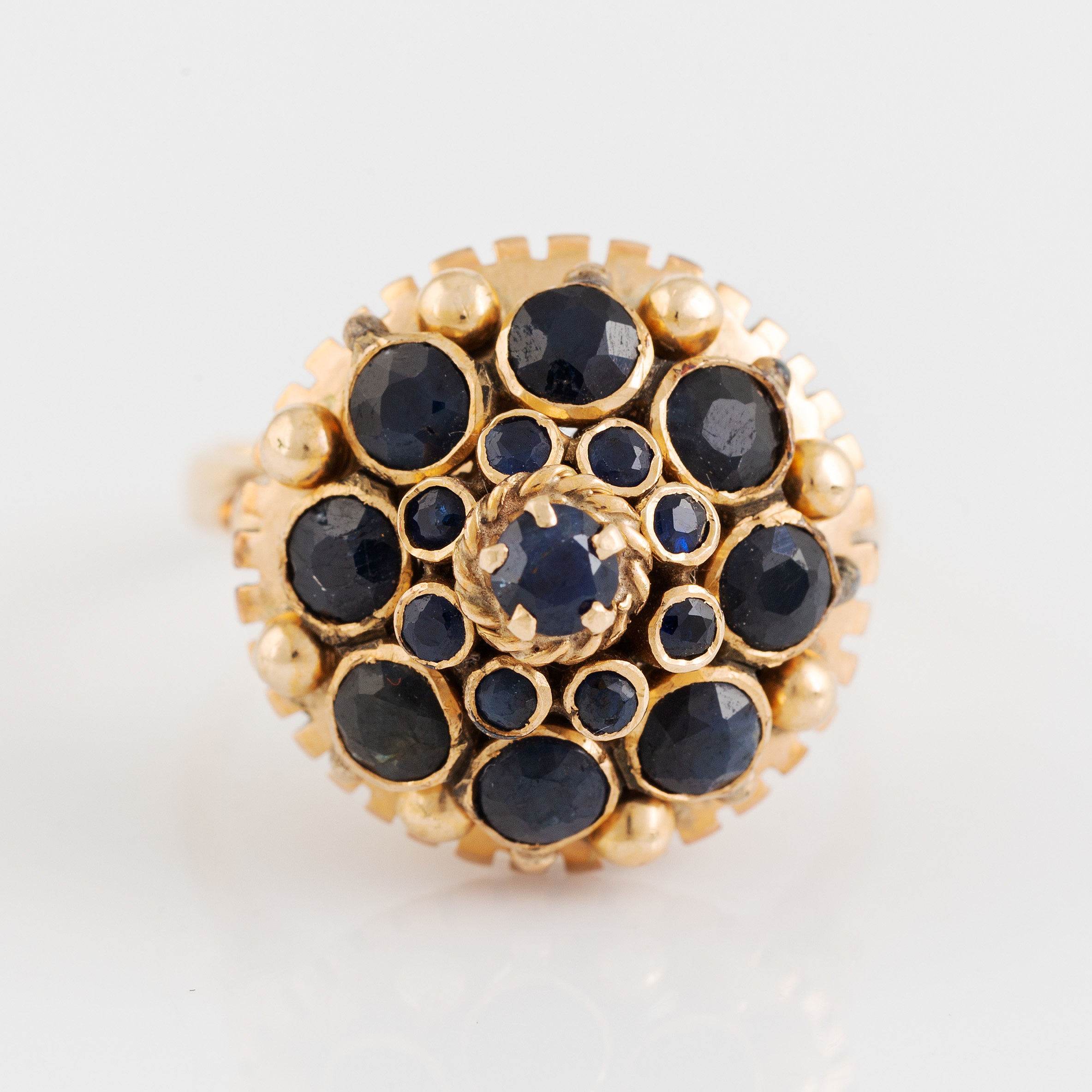 Ring, 14K guld med mörka safirer. - Bukowskis