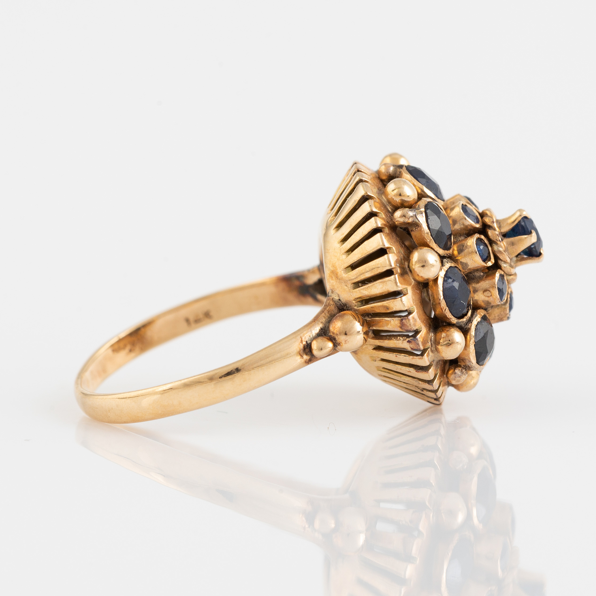 Ring, 14K guld med mörka safirer. - Bukowskis