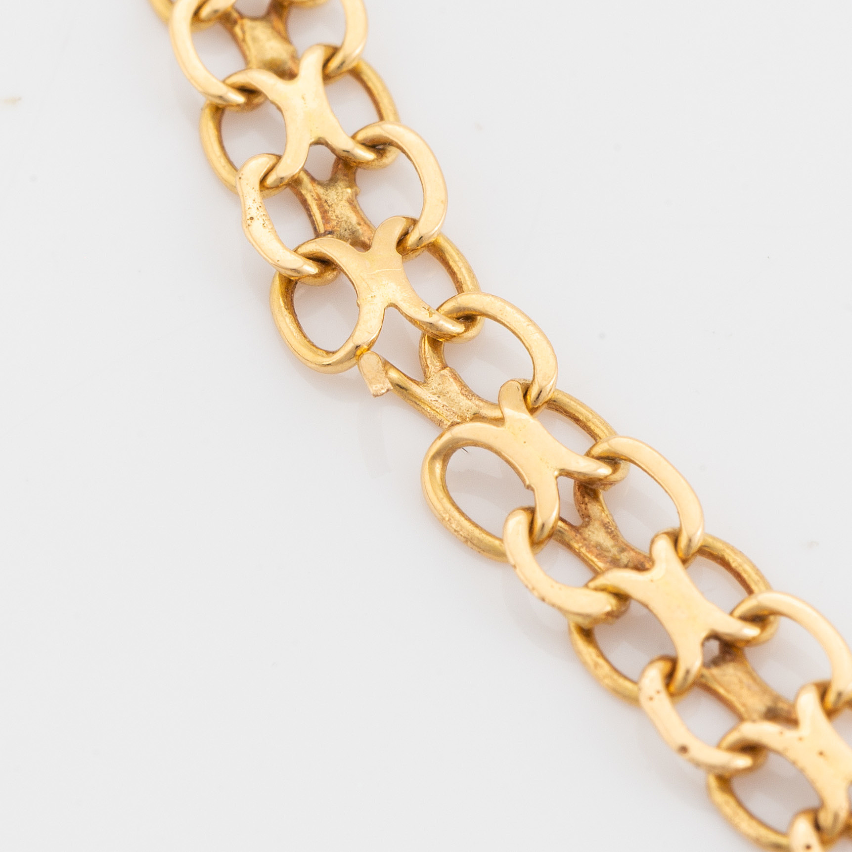 18K gold necklace with synthetic red stone heart charm. - Bukowskis