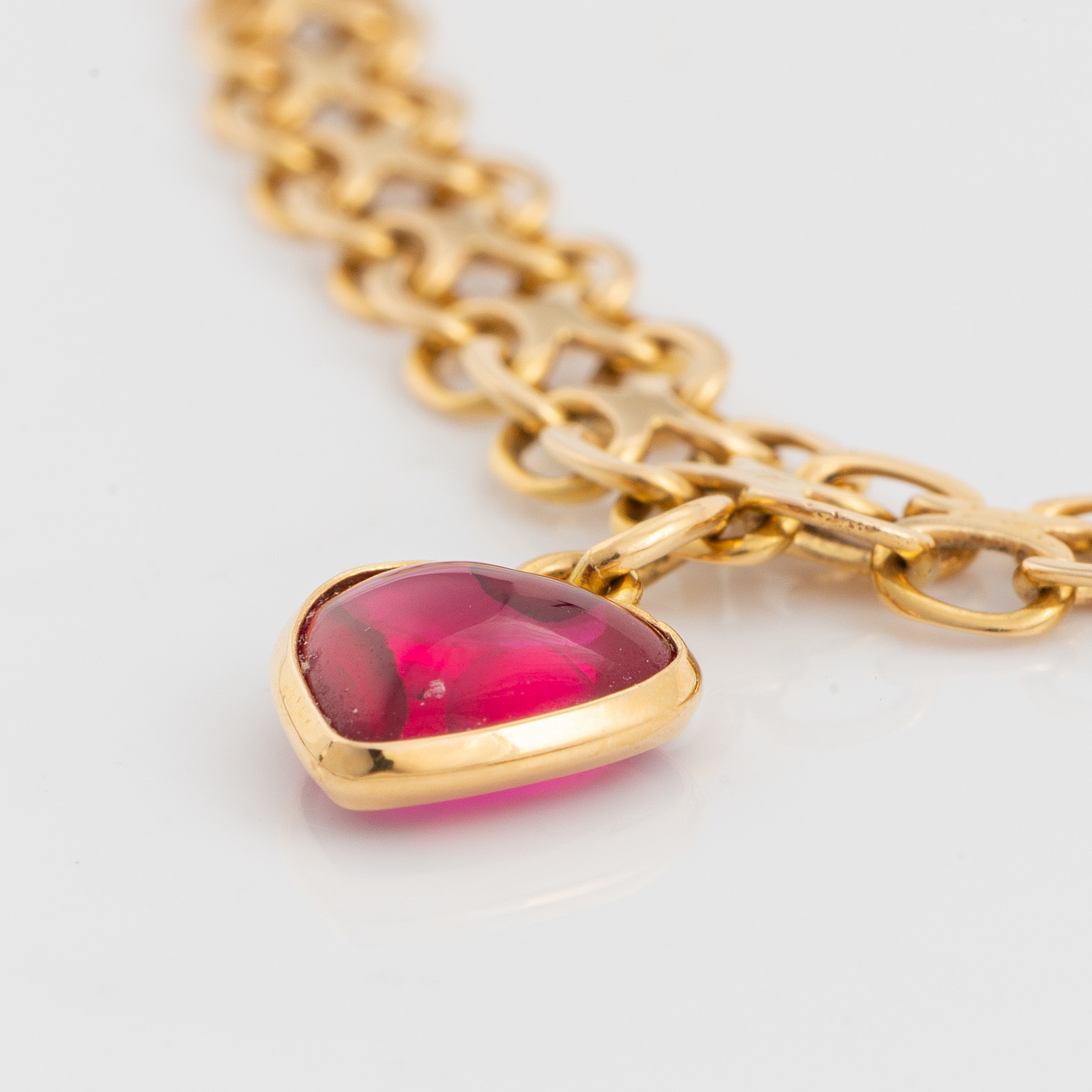 18K gold necklace with synthetic red stone heart charm. - Bukowskis