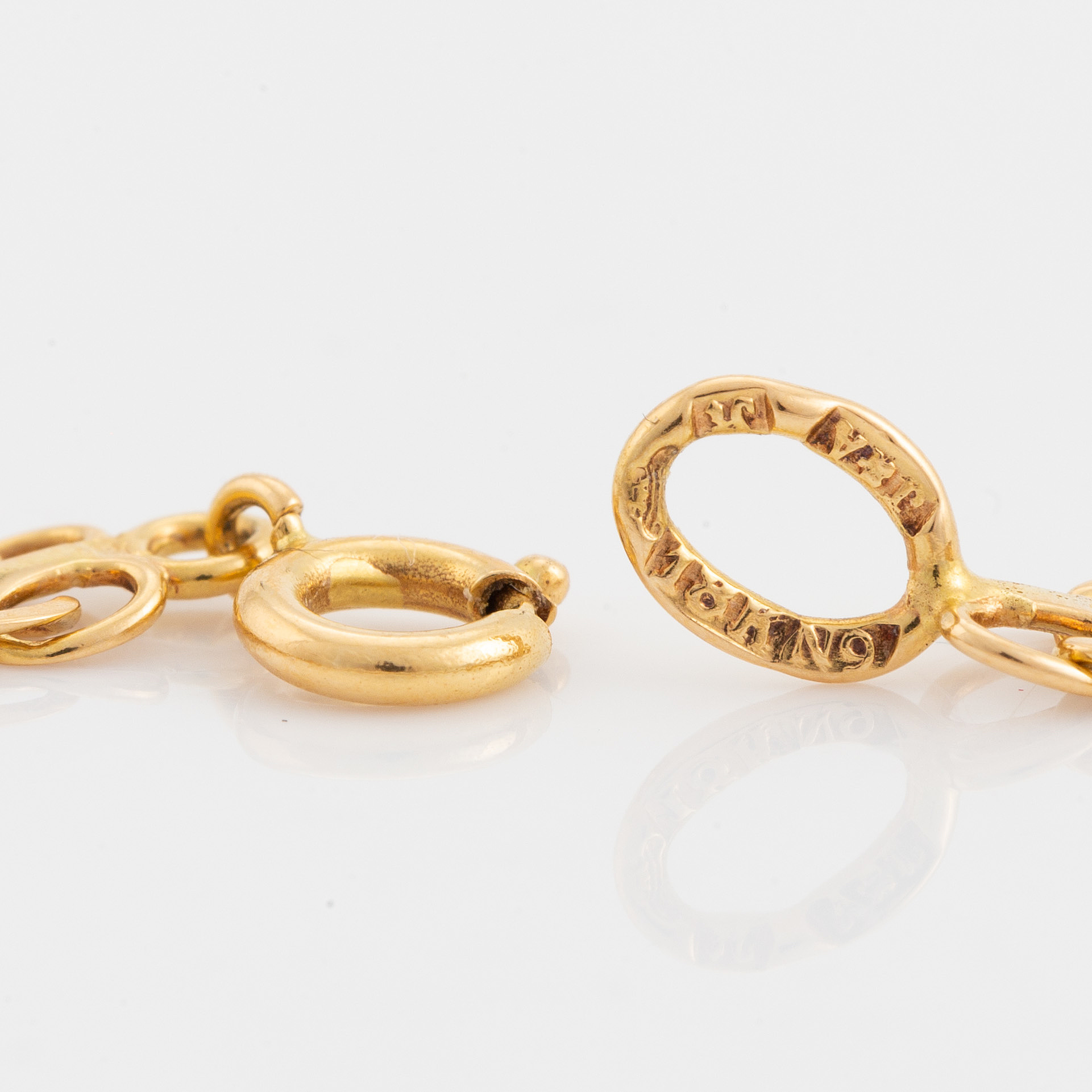 18K gold necklace with synthetic red stone heart charm. - Bukowskis