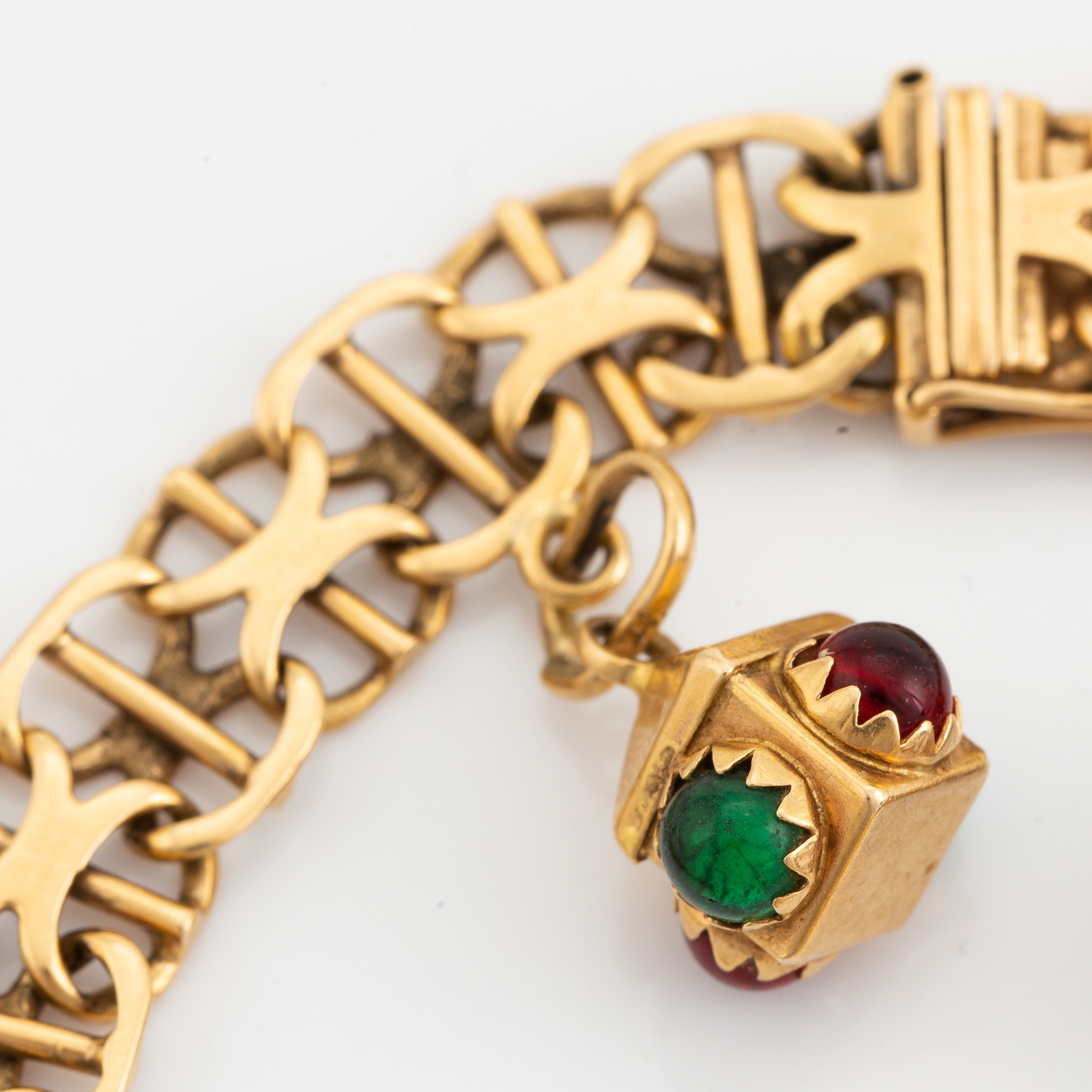 Armband, x-länk, 18K guld, med berlocker. - Bukowskis