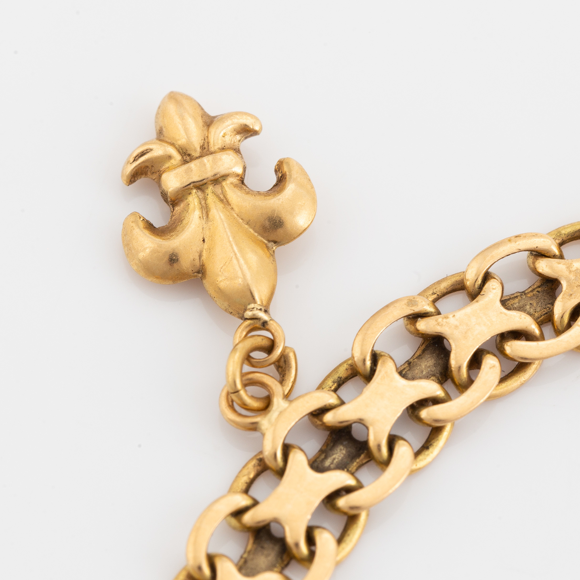 Armband, x-länk, 18K guld, med berlocker. - Bukowskis