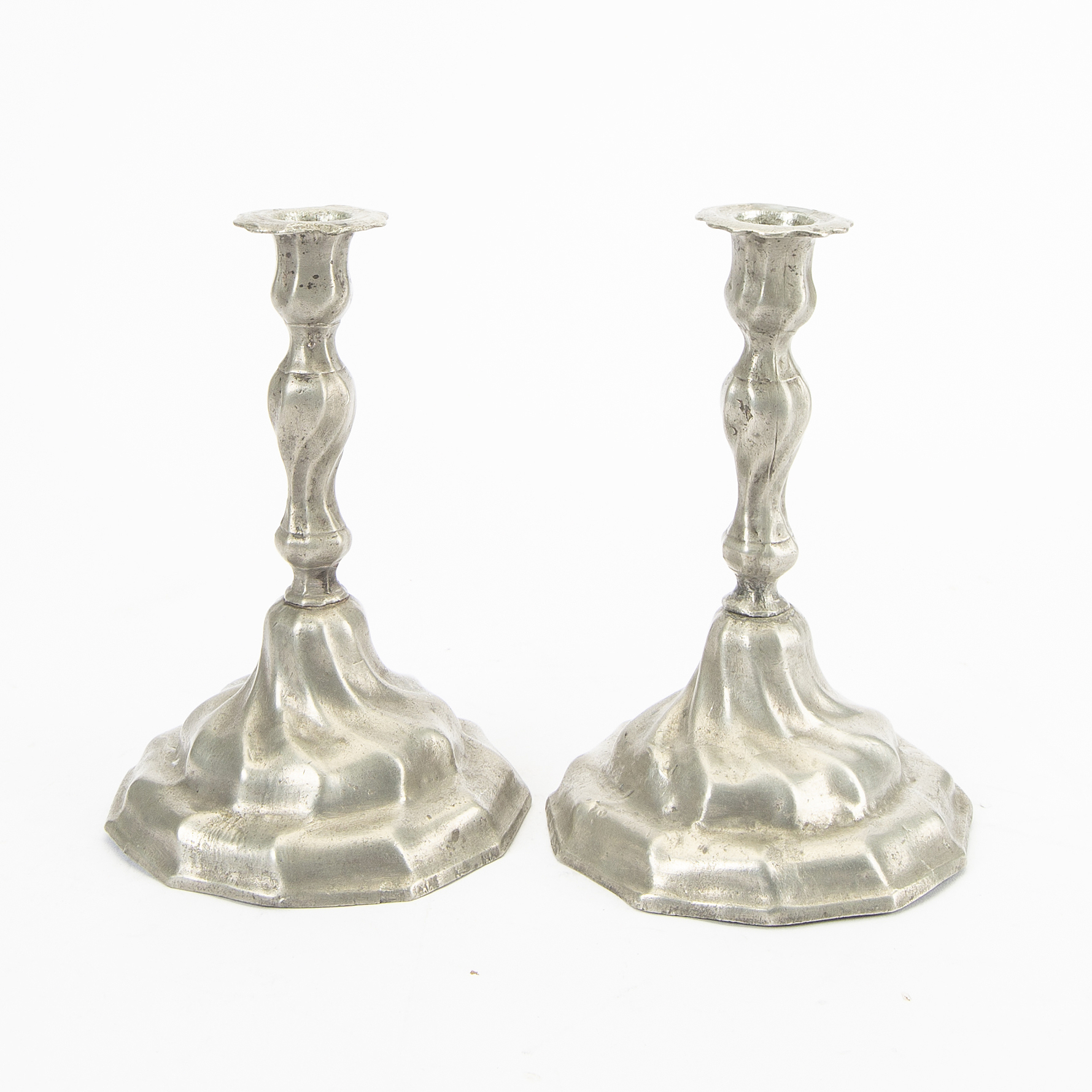 A pair of Rococo pewter candle sticks 18/19th century. - Bukowskis