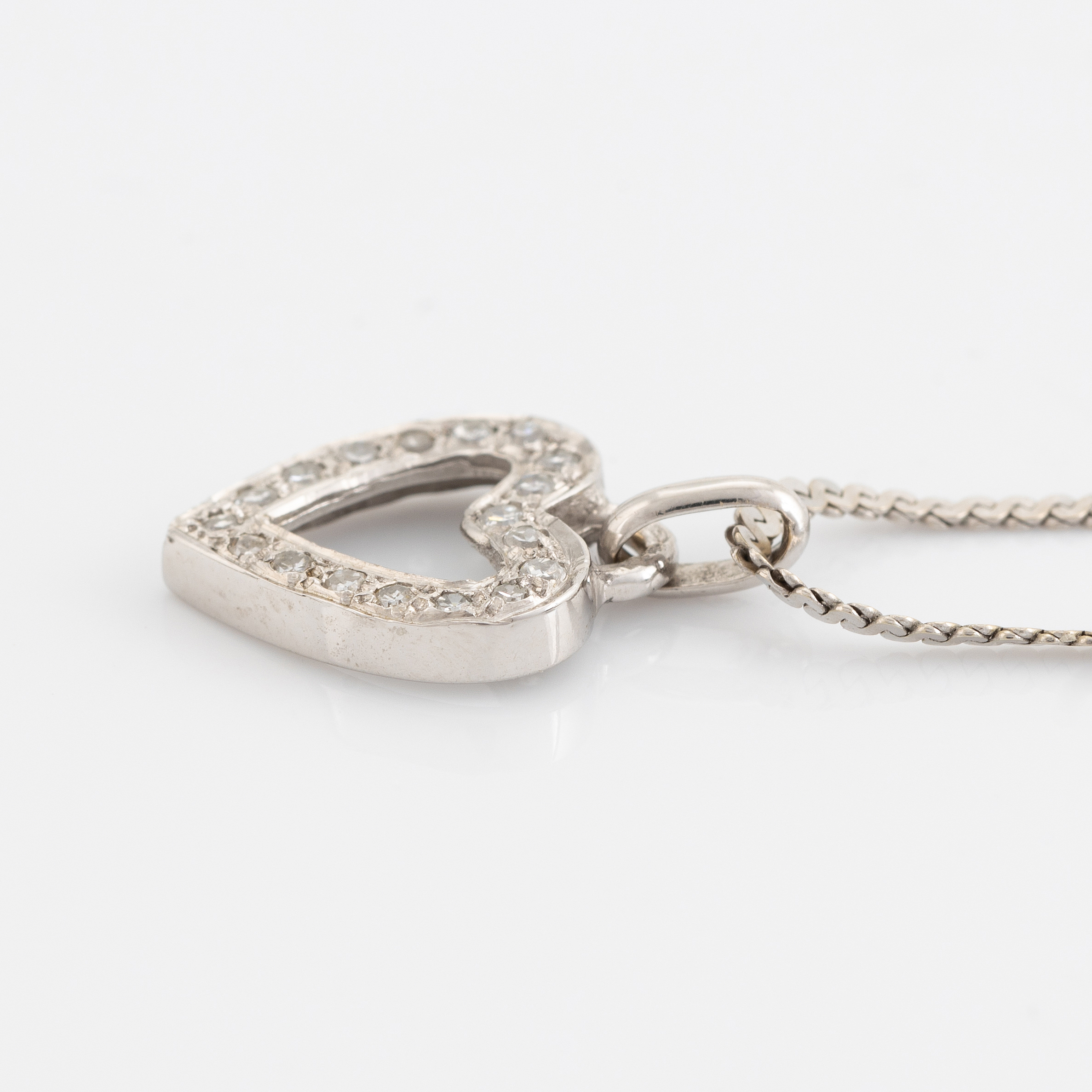 Collier, vitt guld, hjärta med åttkantslipade diamanter. - Bukowskis