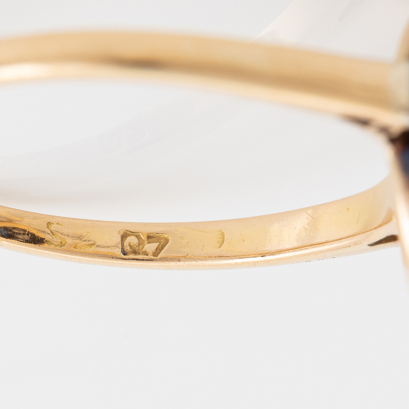 Ring, guld med safir och gammalslipade diamanter. - Bukowskis