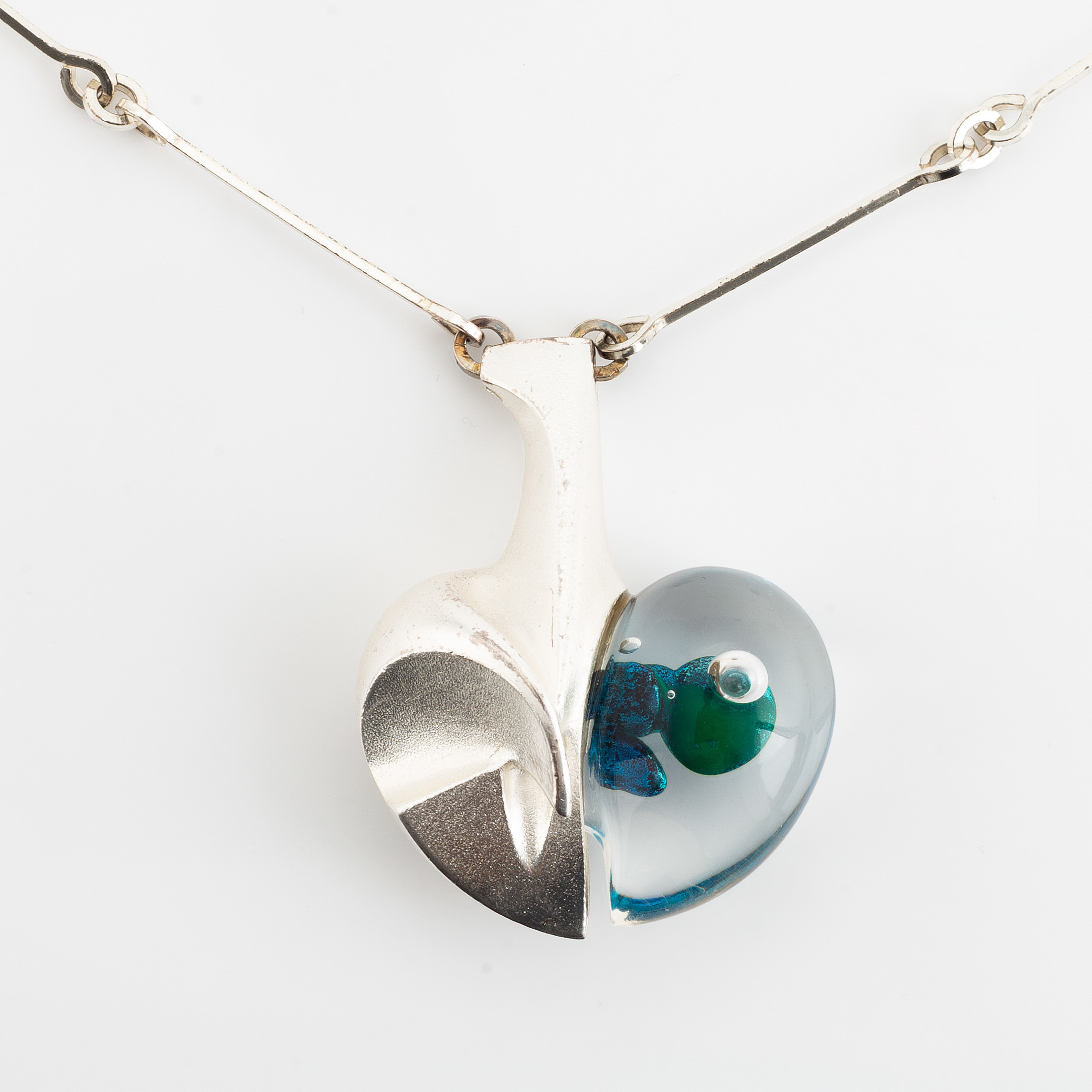 Björn Weckström, hängsmycke, "Rymdäpple". sterlingsilver och akryl ...