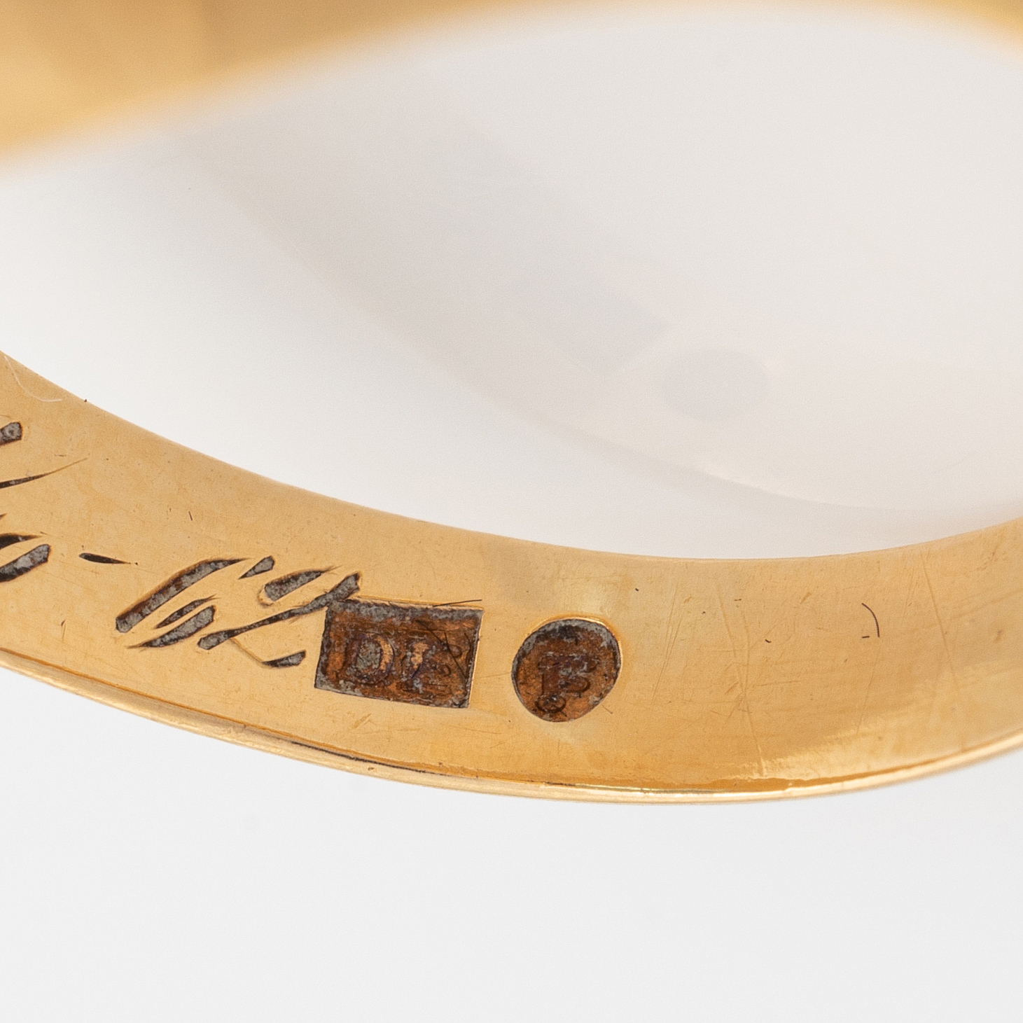 Klackring 18K guld med grön syntetisk spinell. - Bukowskis