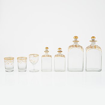 Glasflaskor, 10 flaskor, samt dricksglas, 3 st, 1800/1900-tal. - Bukowskis