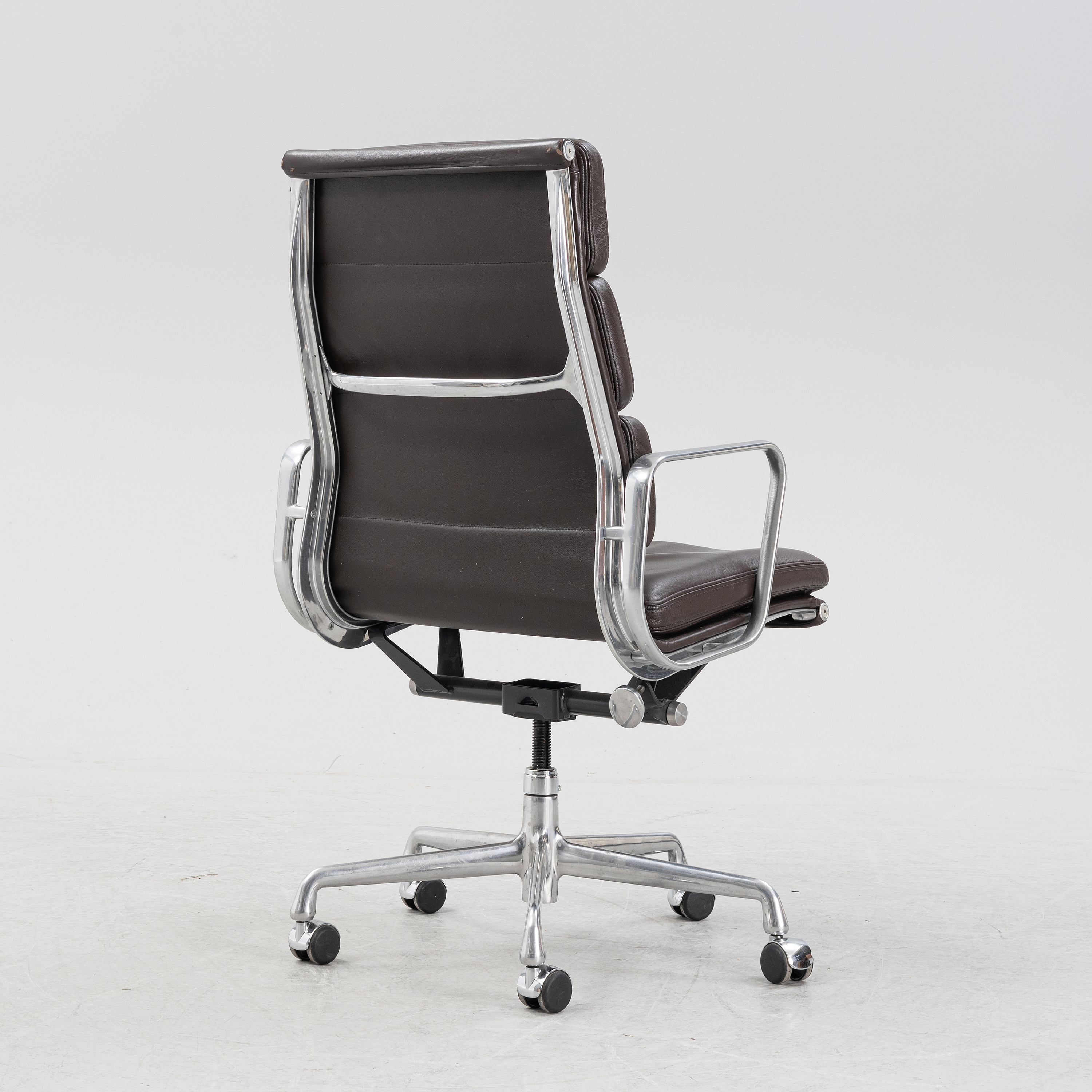 A model EA-437 swivel chair, Herman Miller. - Bukowskis