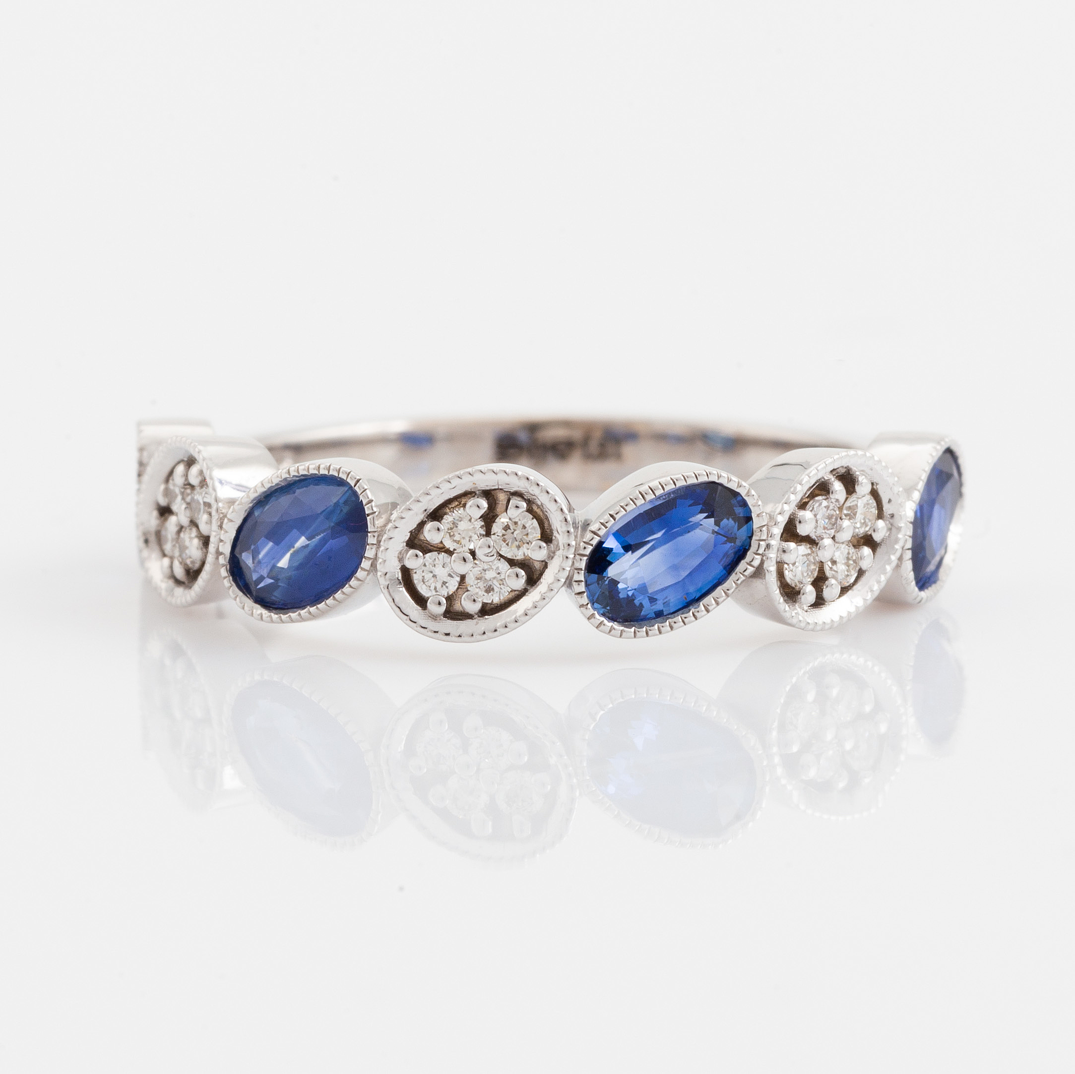 Ring med ovala safirer och briljantslipade diamanter. - Bukowskis
